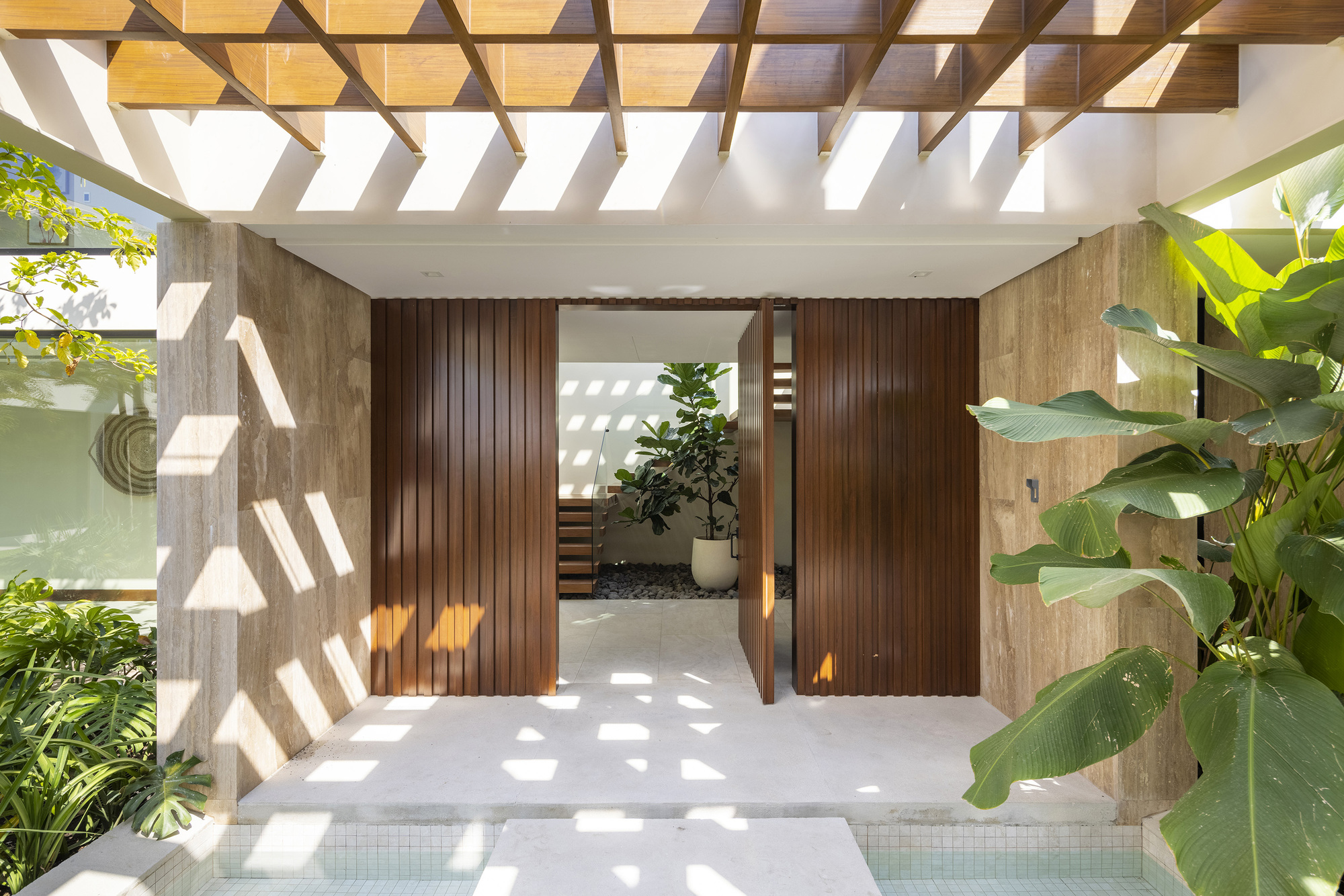 Gallery of Patio House / Garnier Arquitectos - 18