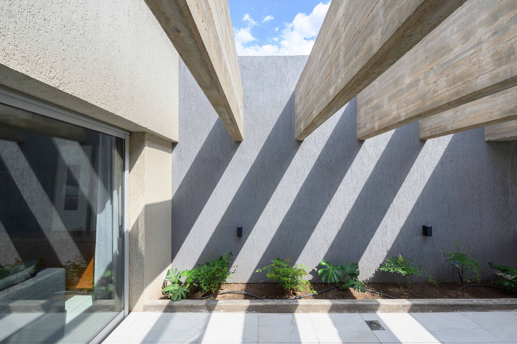 Gallery of Intimate House / Karlen + Clemente - 7