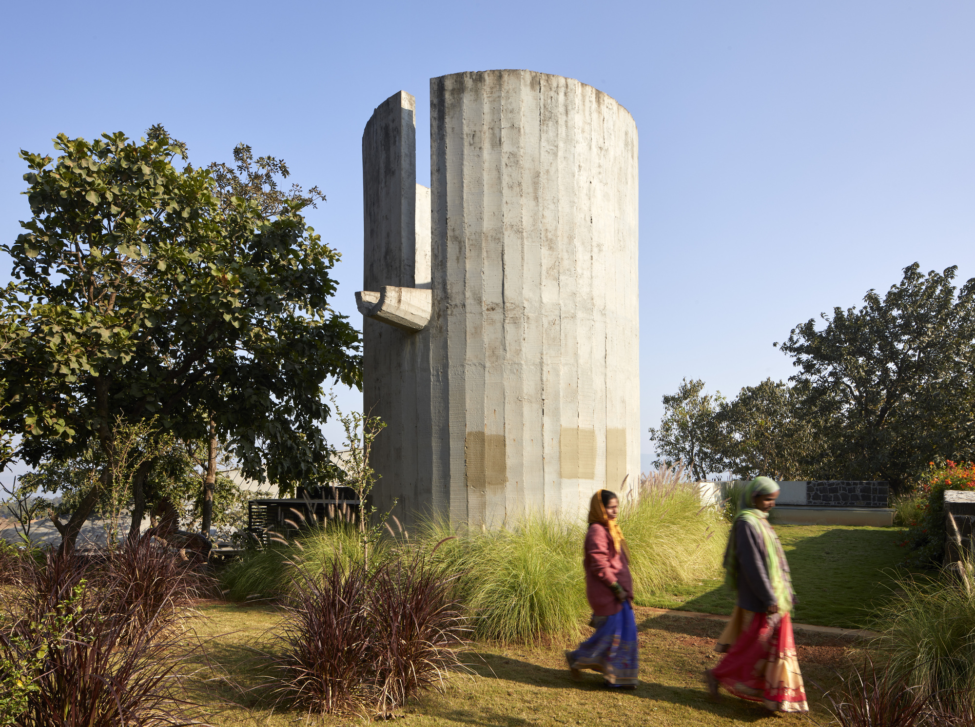 Gallery of Lateral Verandah House / Malik Architecture - 32