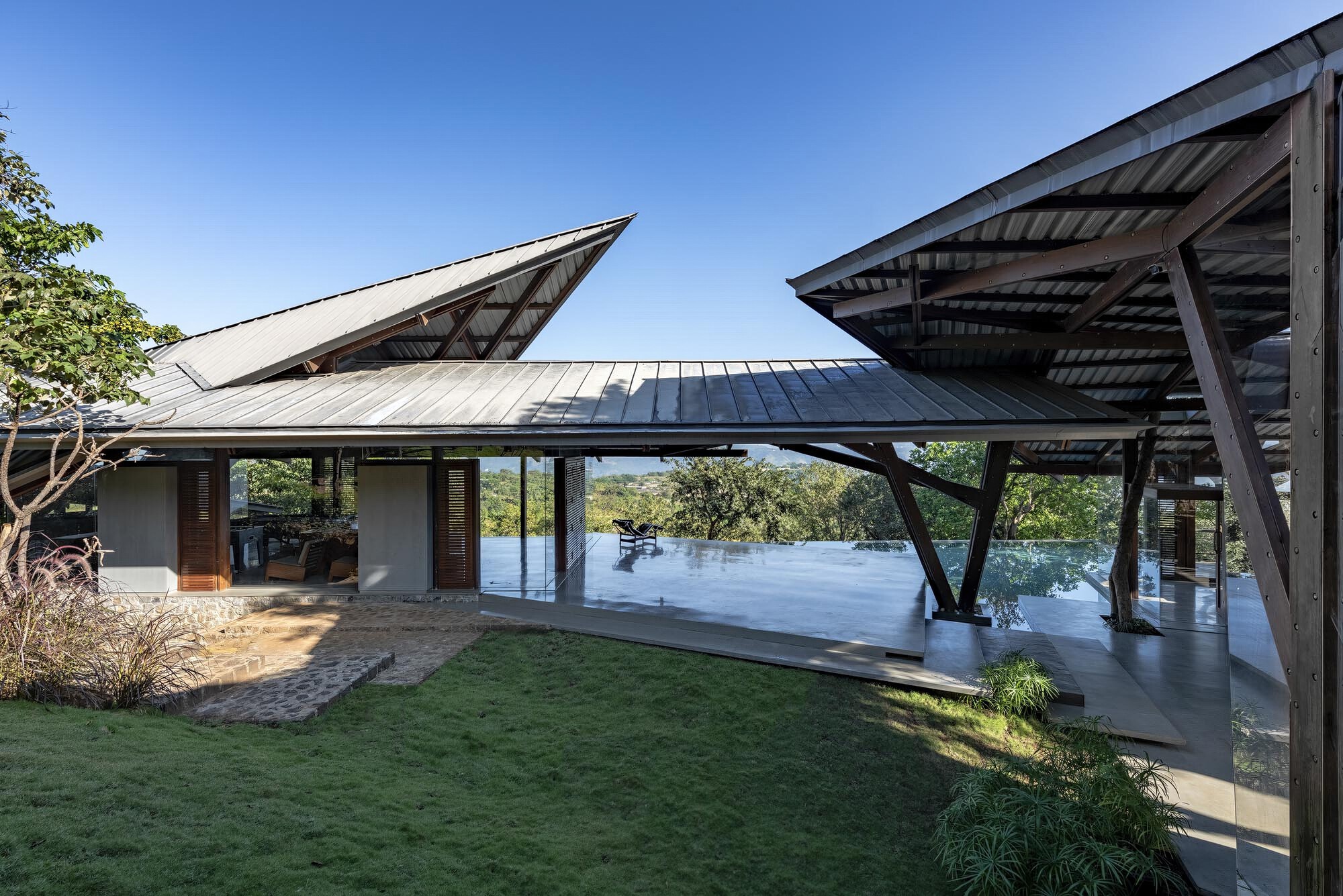 Gallery of Lateral Verandah House / Malik Architecture - 17