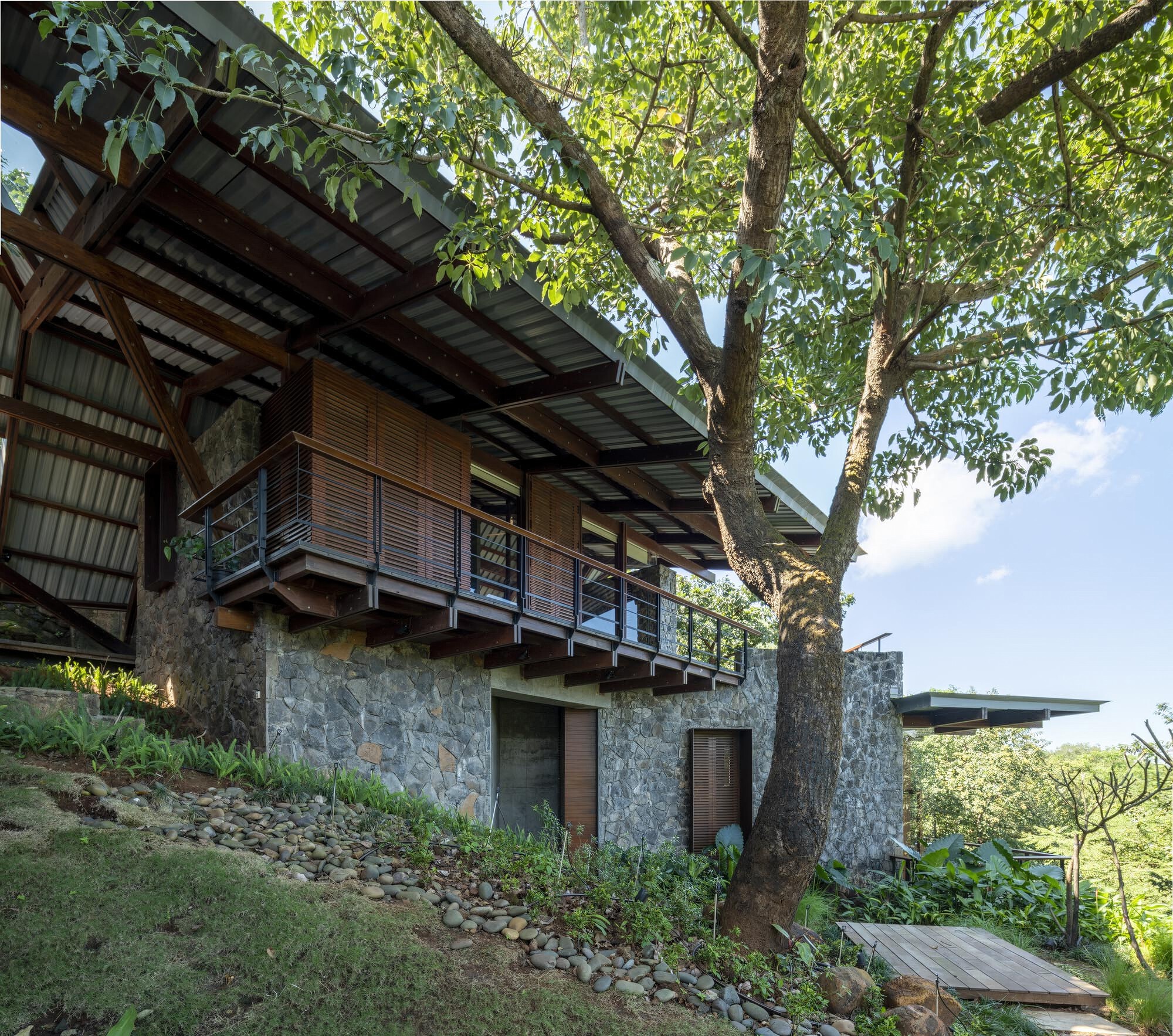 Gallery of Lateral Verandah House / Malik Architecture - 33