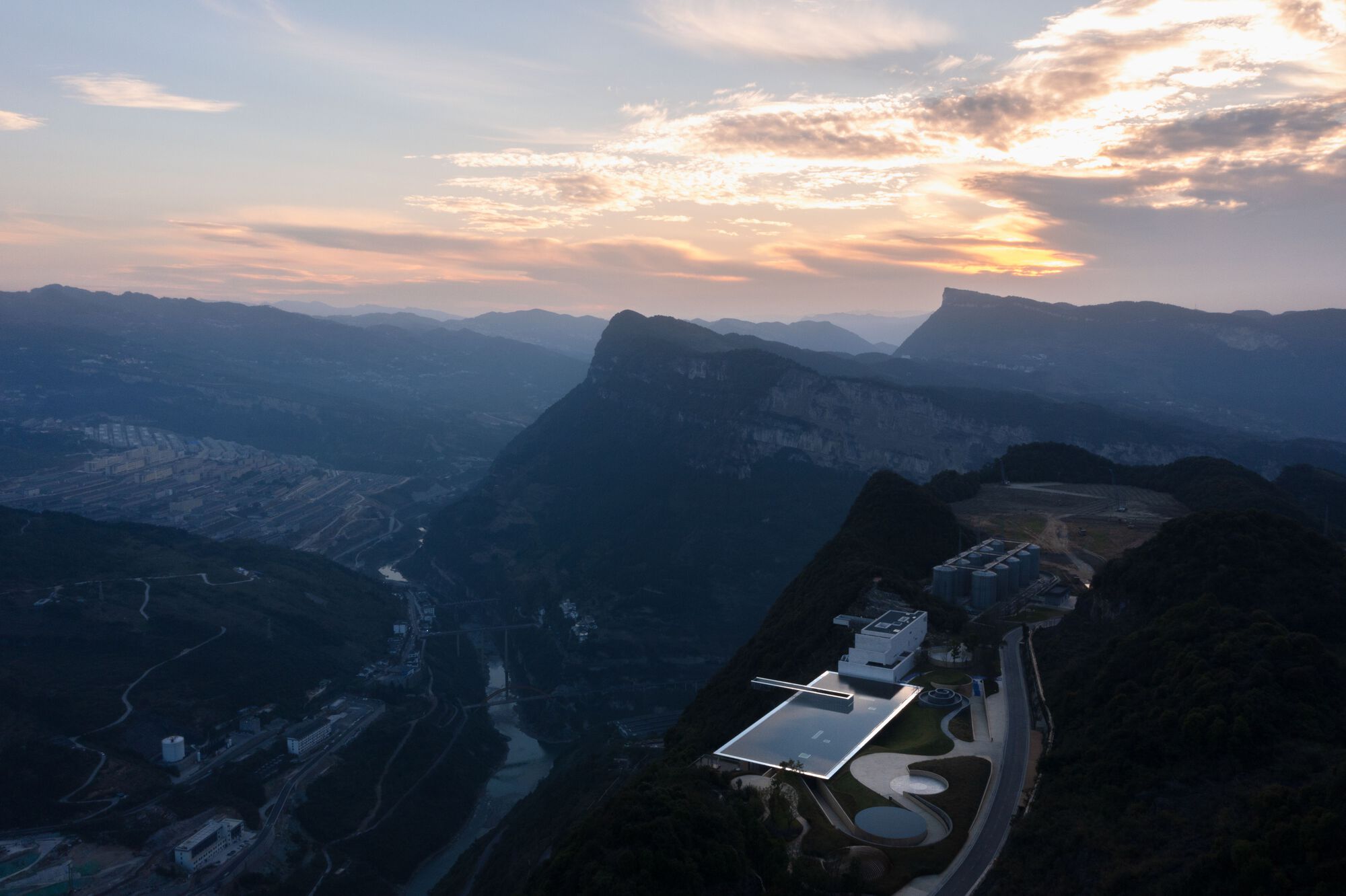 Galeria de Tianbao Mountain Jingtiantai Cliff Liquor Experience Center ...