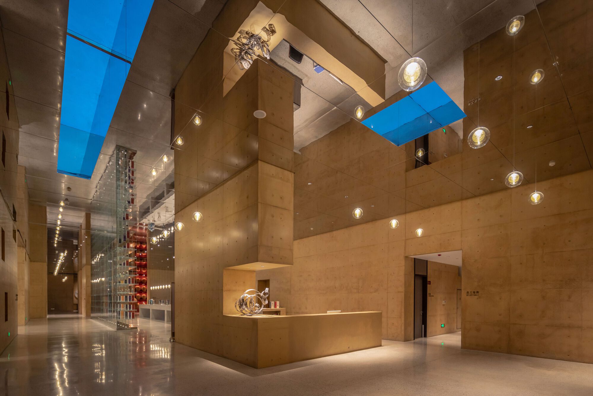 Galeria de Tianbao Mountain Jingtiantai Cliff Liquor Experience Center ...