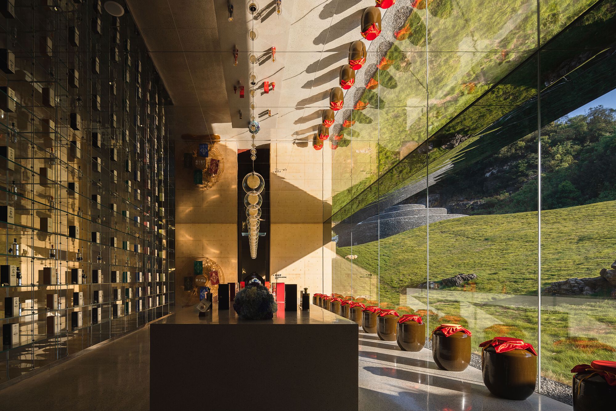 Galeria de Tianbao Mountain Jingtiantai Cliff Liquor Experience Center ...