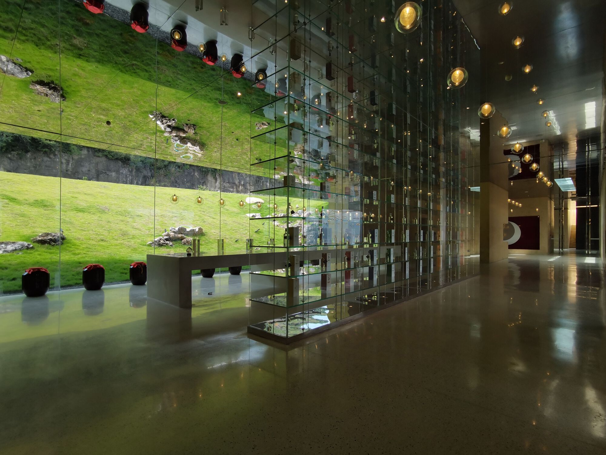 Galeria de Tianbao Mountain Jingtiantai Cliff Liquor Experience Center ...