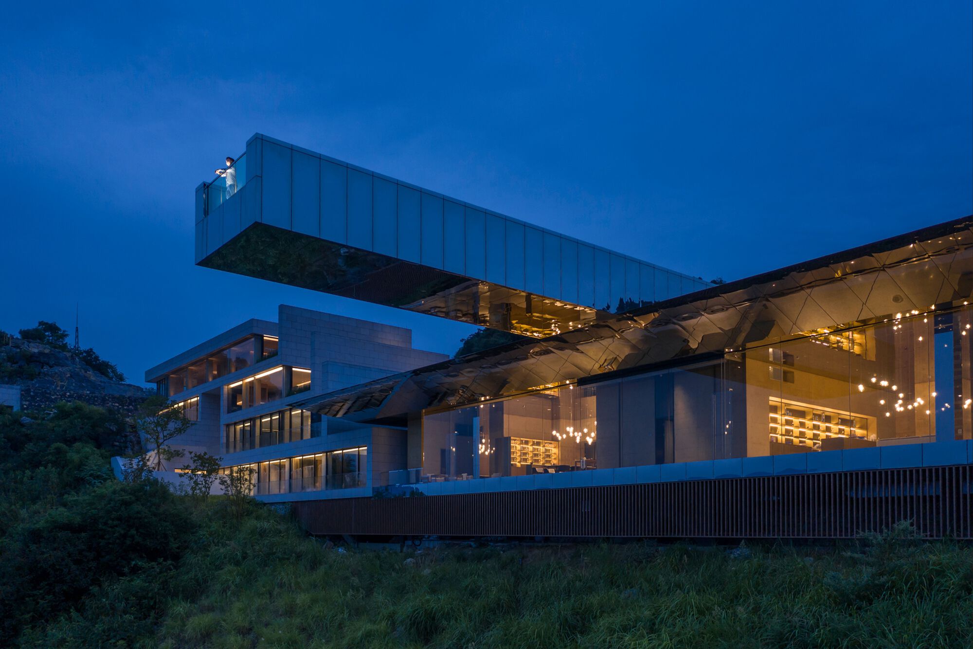 Gallery of Tianbao Mountain Jingtiantai Cliff Liquor Experience Center ...