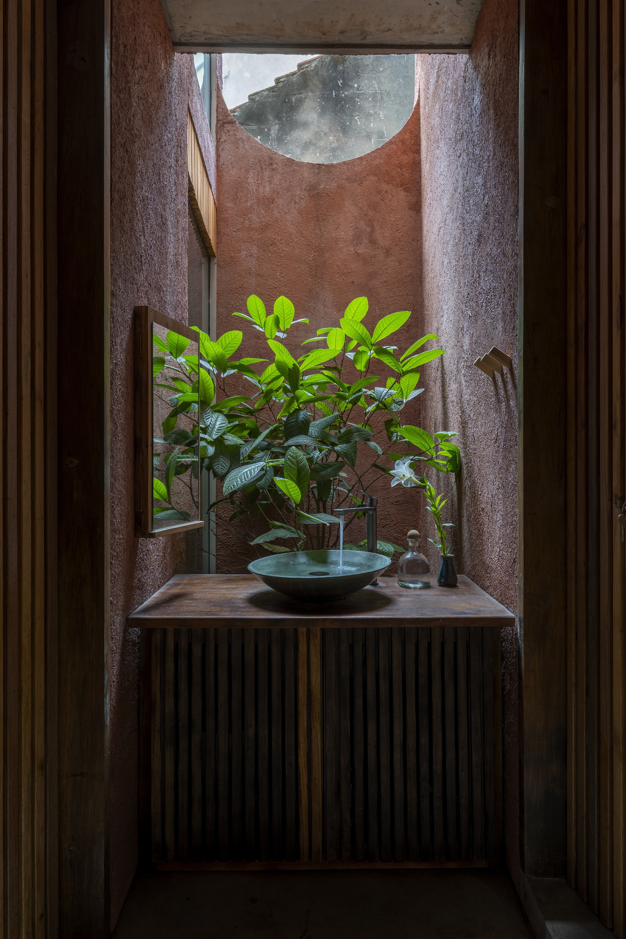 Gallery of The NGÕ Alley House / D.O.G House - 14