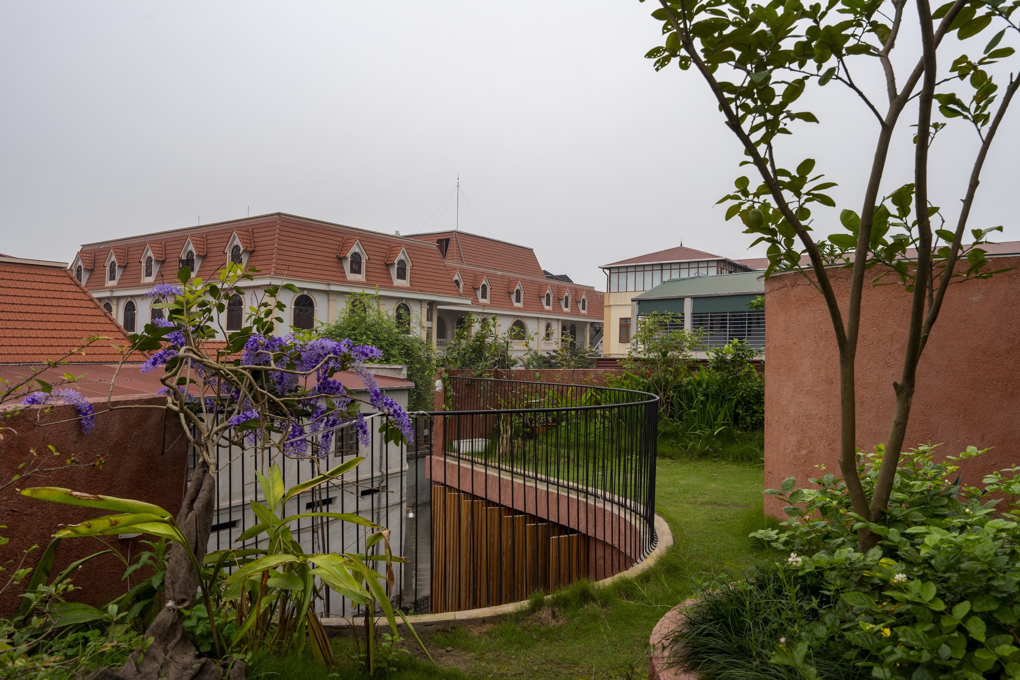 Gallery of The NGÕ Alley House / D.O.G House - 8