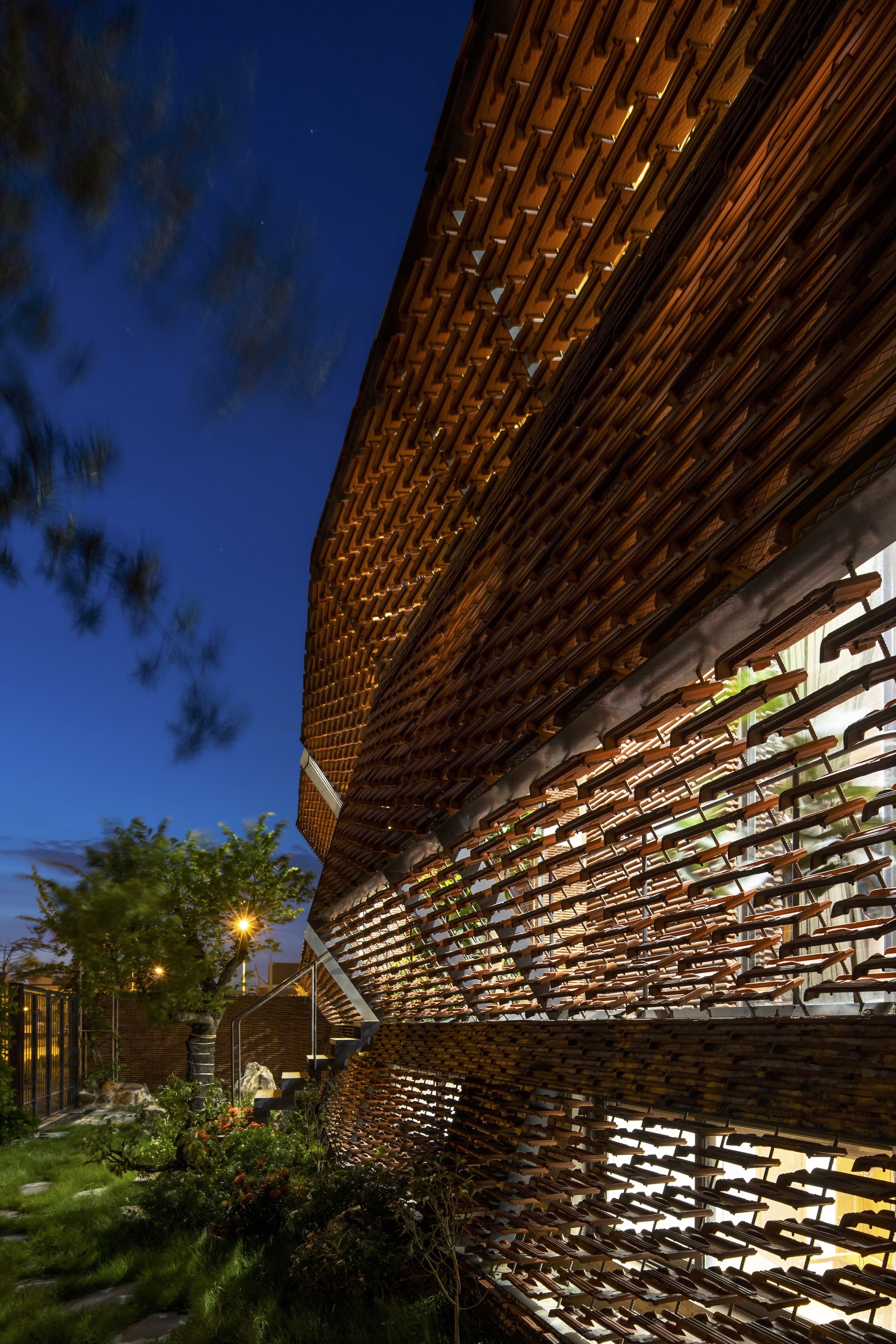 Gallery of Tile Nest House / H&P Architects - 35