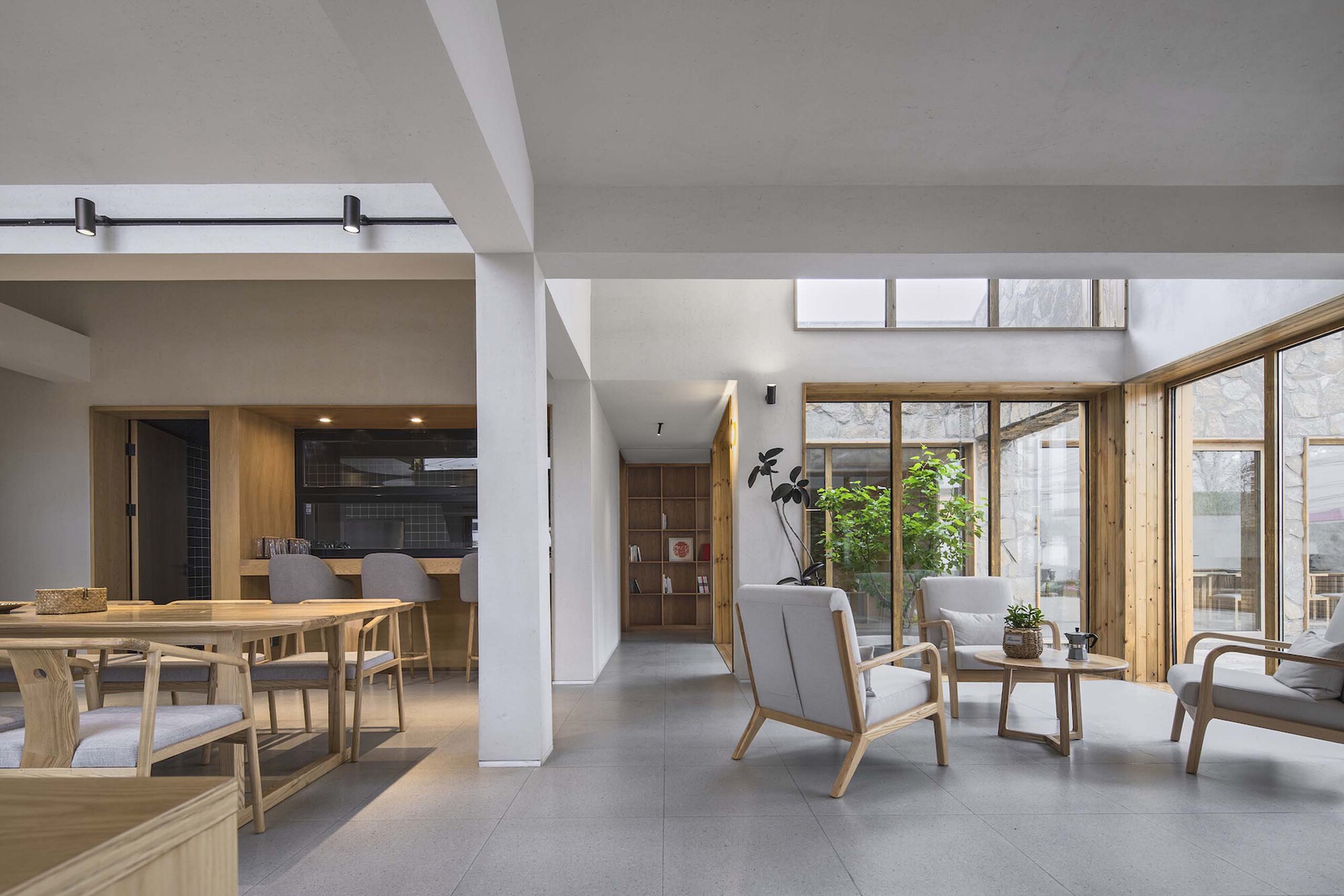 Gallery of Folding Roof Courtyard House / MAT Office - 22