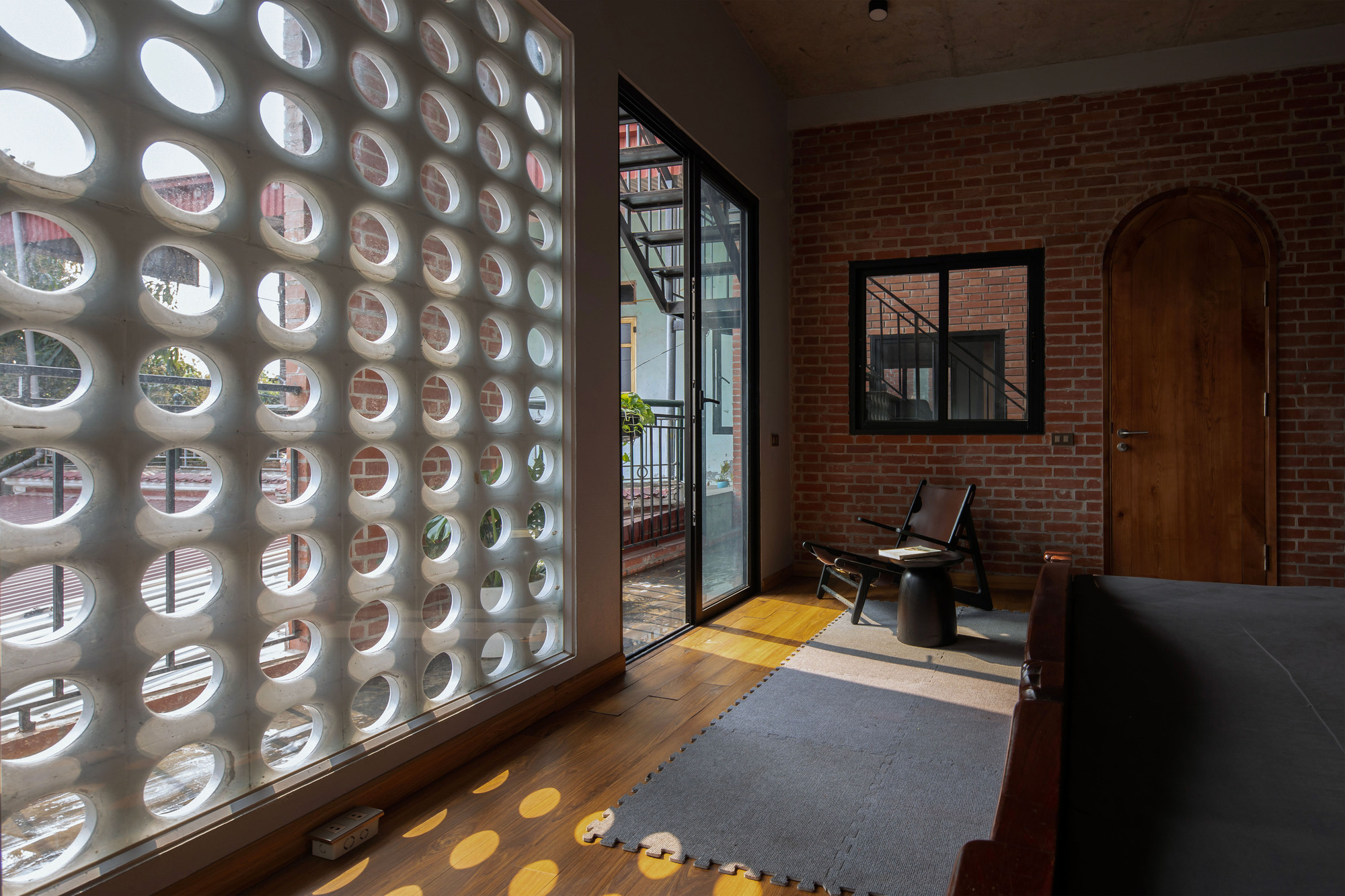 Gallery of Small Brick House / Tung Nguyen Architects - 13