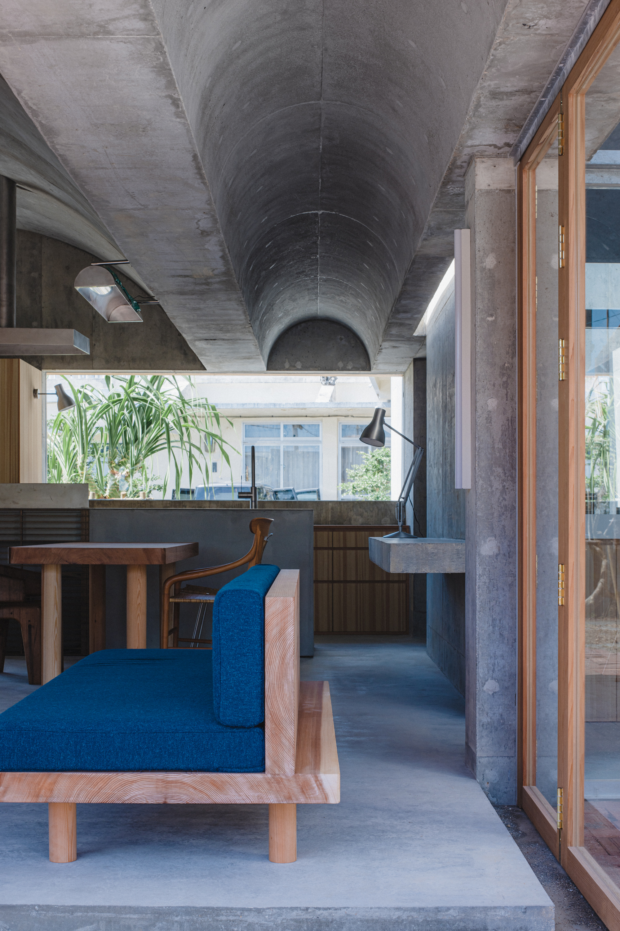 Galería de Casa en Shikenbaru / Studio Cochi Architects - 24