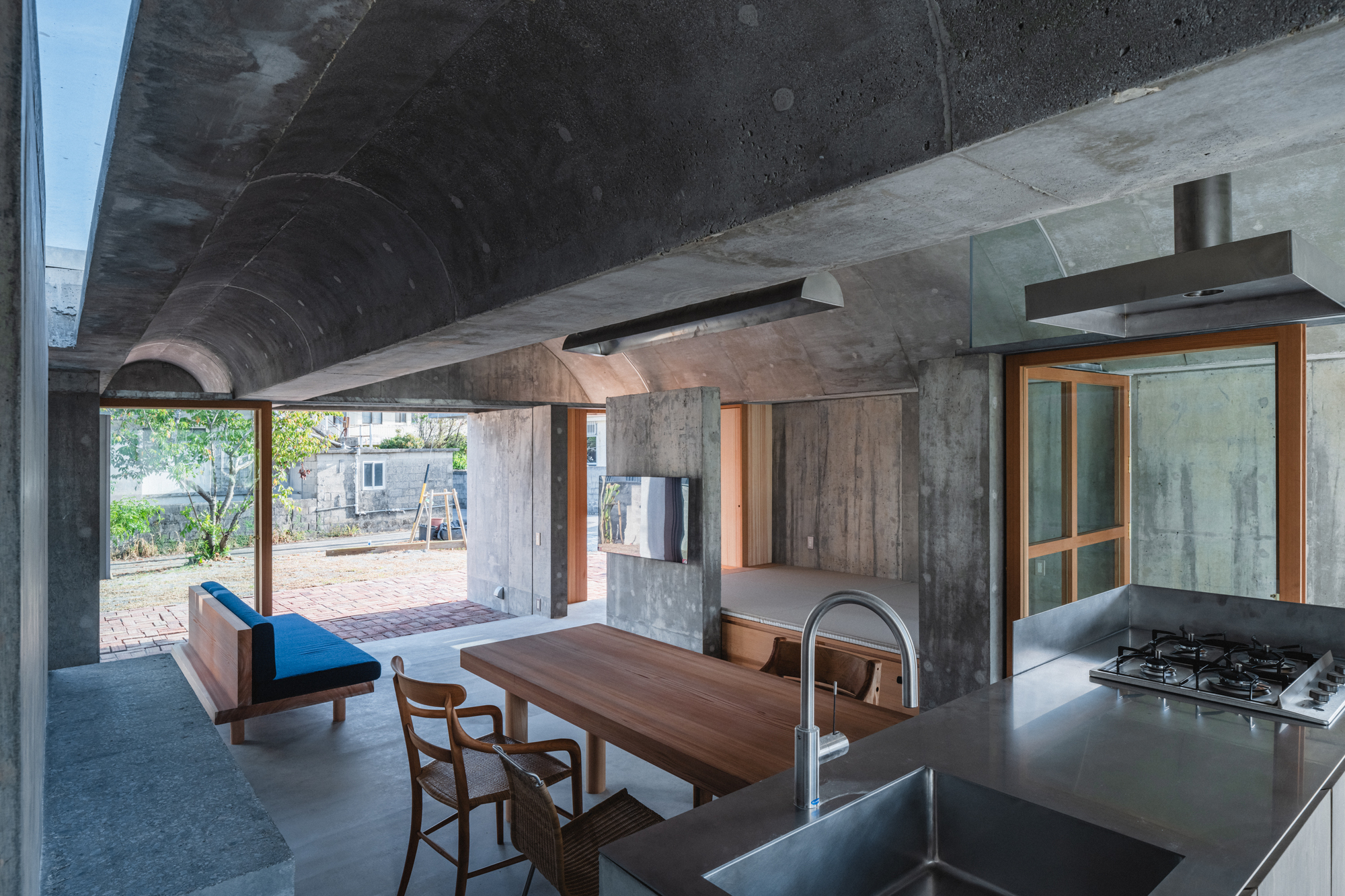 Gallery of House in Shikenbaru / Studio Cochi Architects - 25