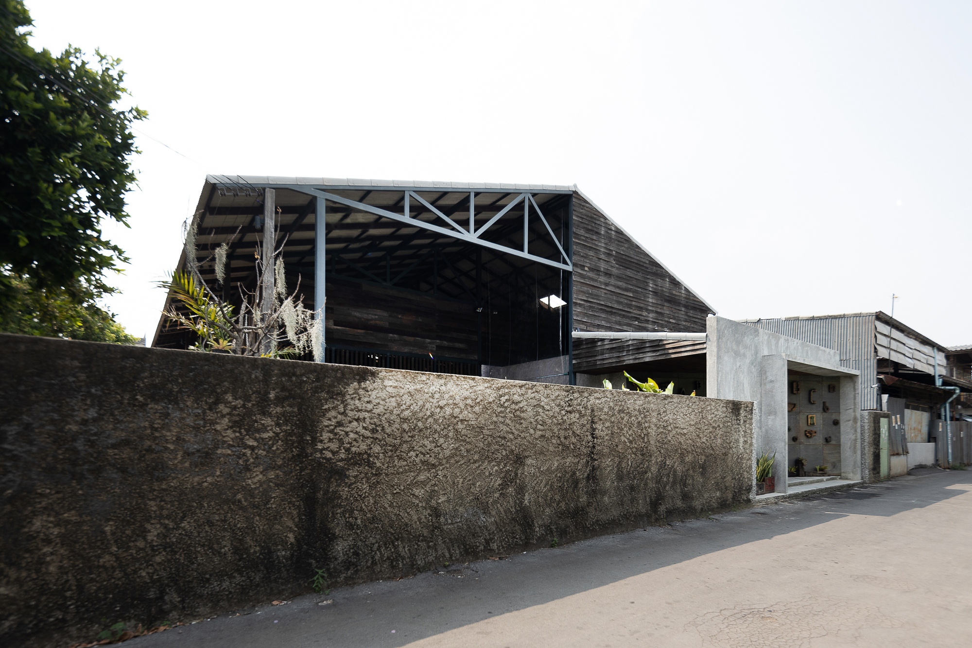 Gallery of Weng’s Factory Co-Working Space / Architect Nonsense - 7