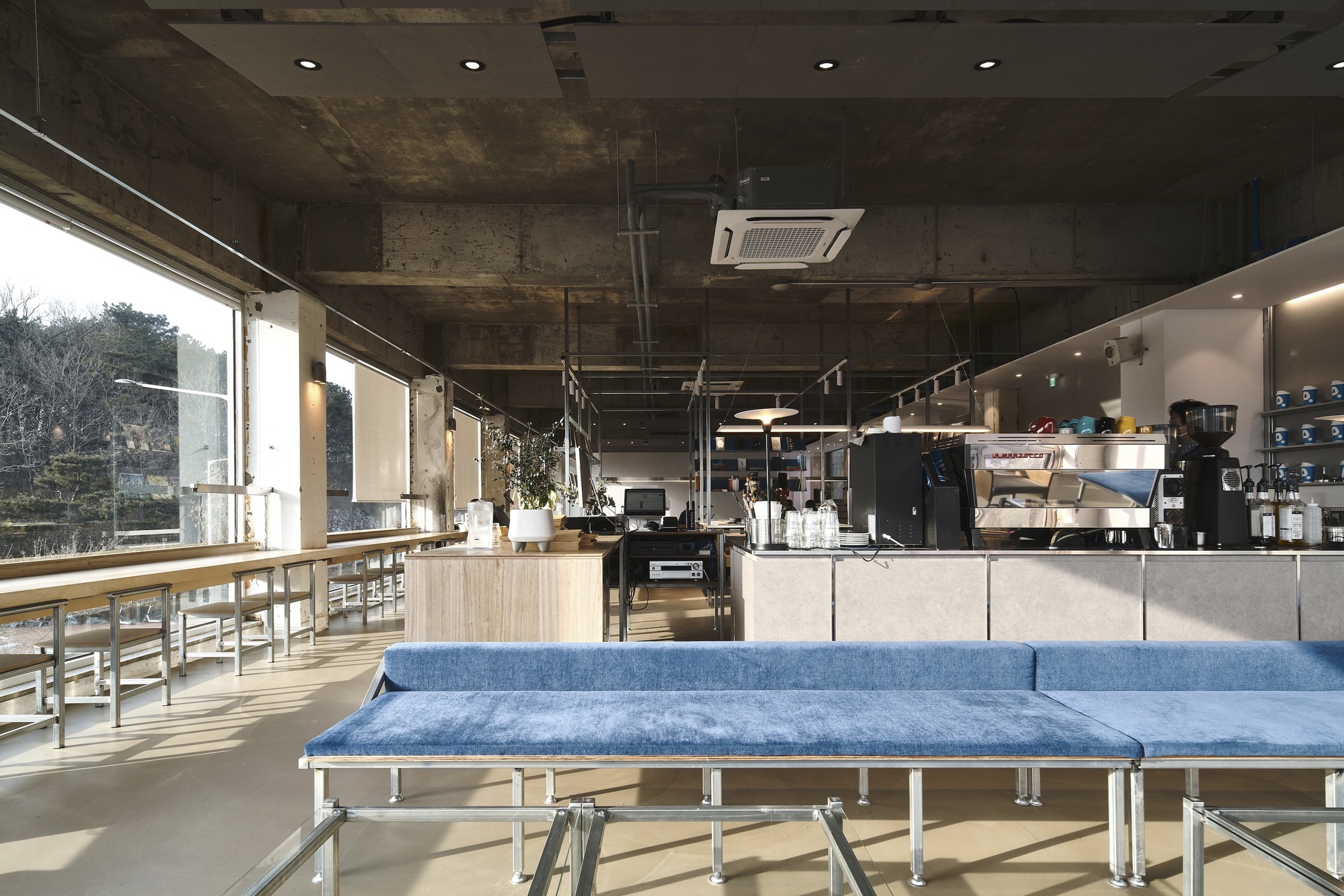 Gallery of A.P Coffee & Bakery / omo-studio - 7