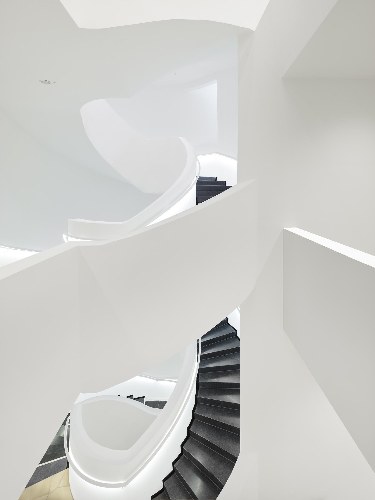 画廊 专访摄影师 Roland Halbe，在照片中展示情感的碰撞 - 17