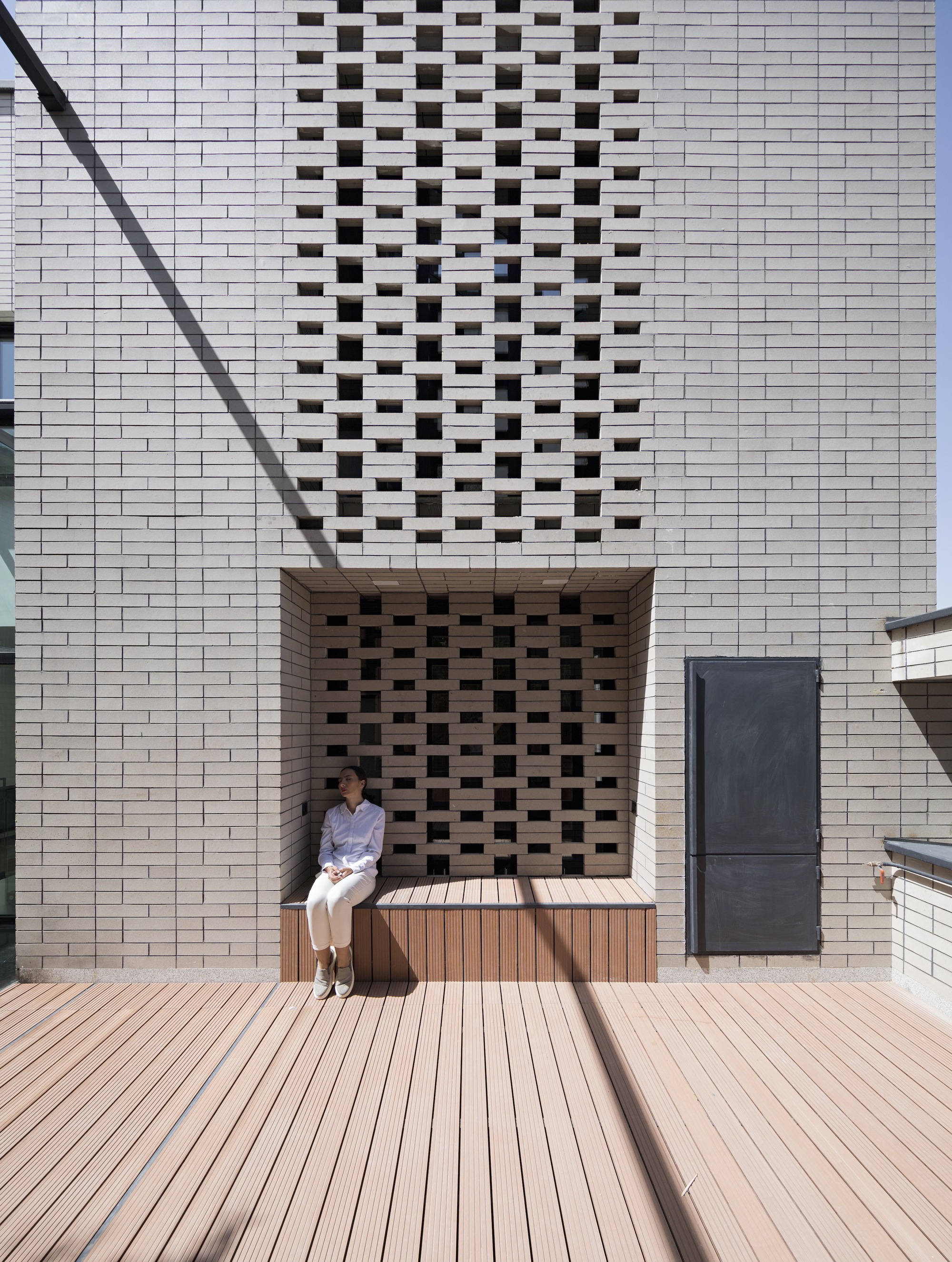 Gallery of Hidden Boxes Residential Building / KaSa Office - 5
