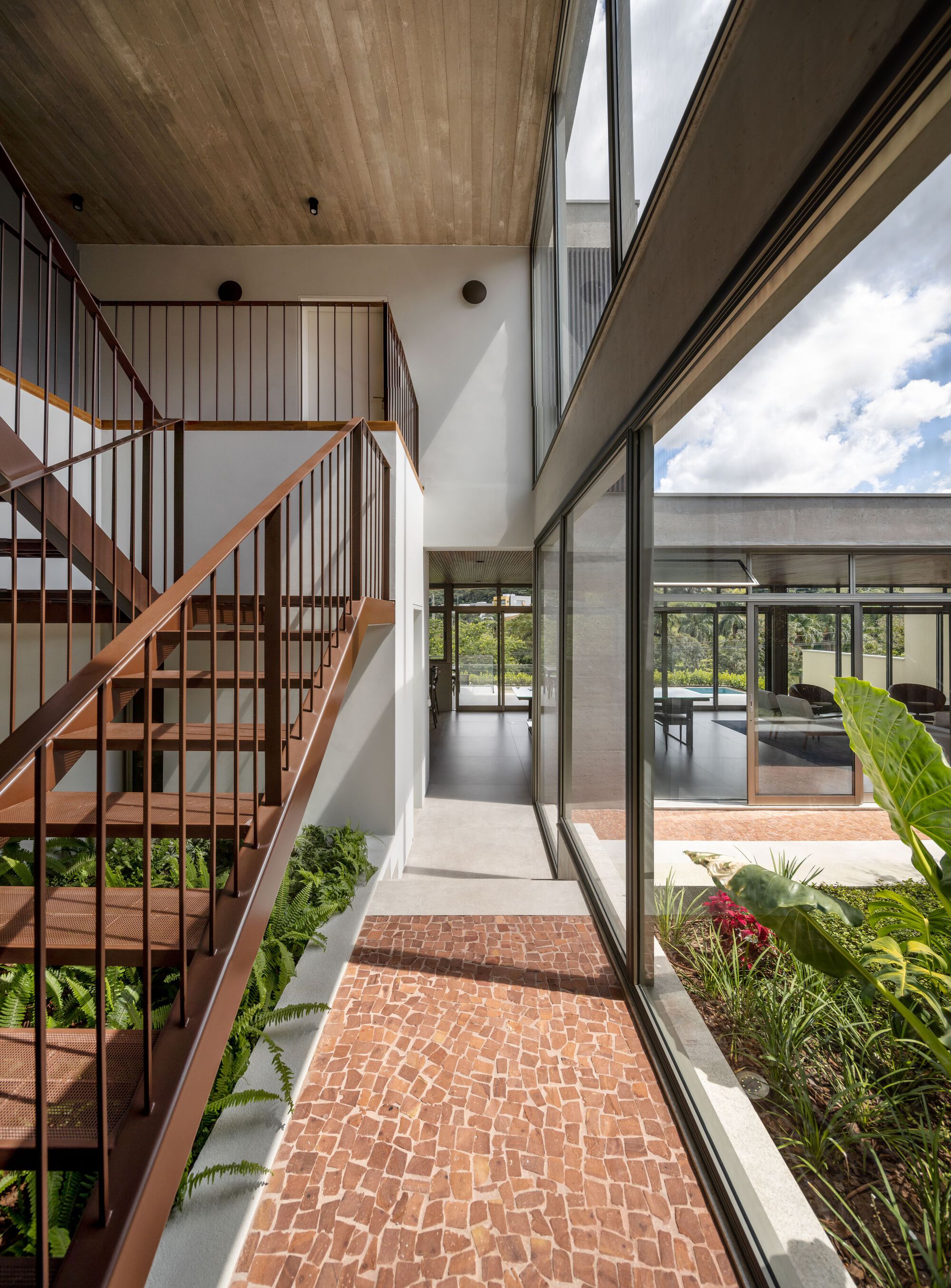 Gallery of Axial House / TAU Arquitetos - 22