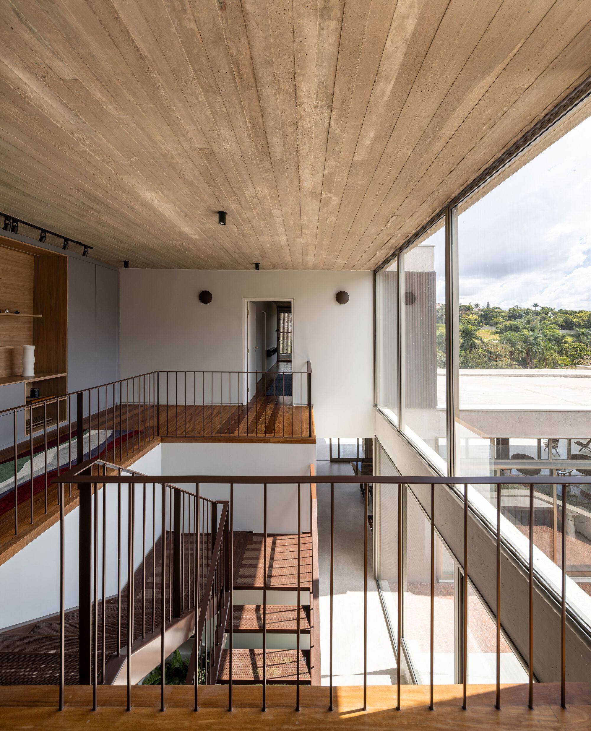 Gallery of Axial House / TAU Arquitetos - 24