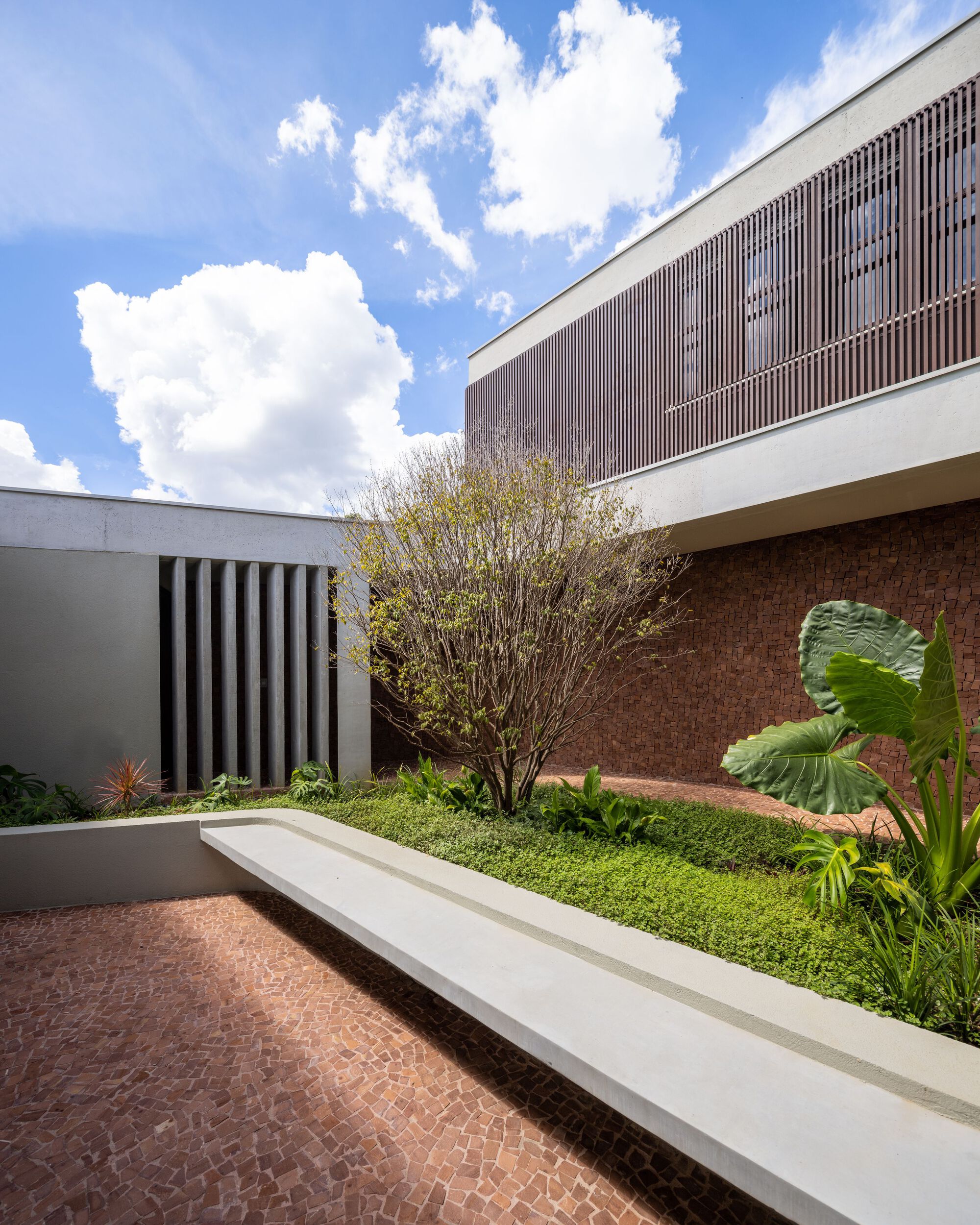 Gallery of Axial House / TAU Arquitetos - 2