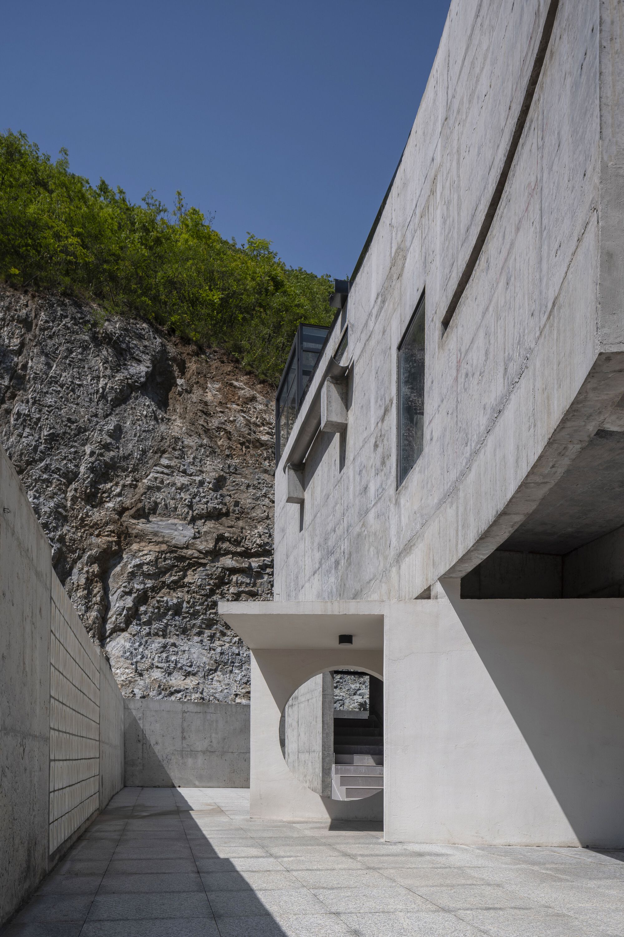 Gallery of Cliff House / LI WENXI Architects - 4