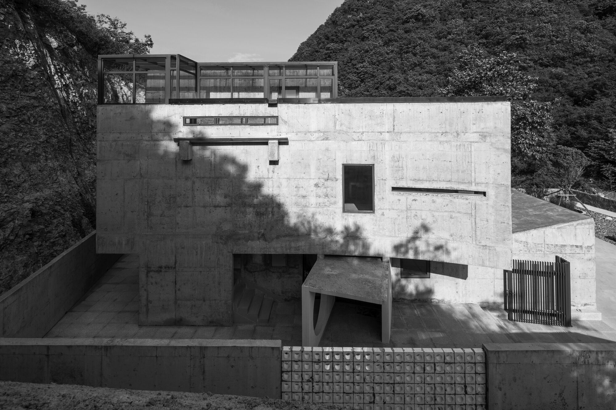 Gallery of Cliff House / LI WENXI Architects - 23