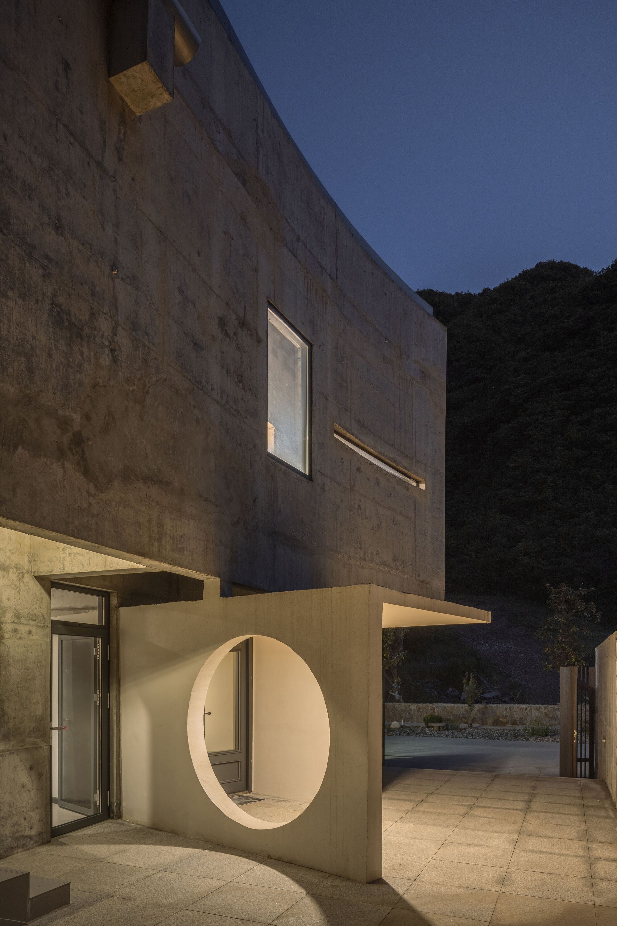 Gallery of Cliff House / LI WENXI Architects - 12