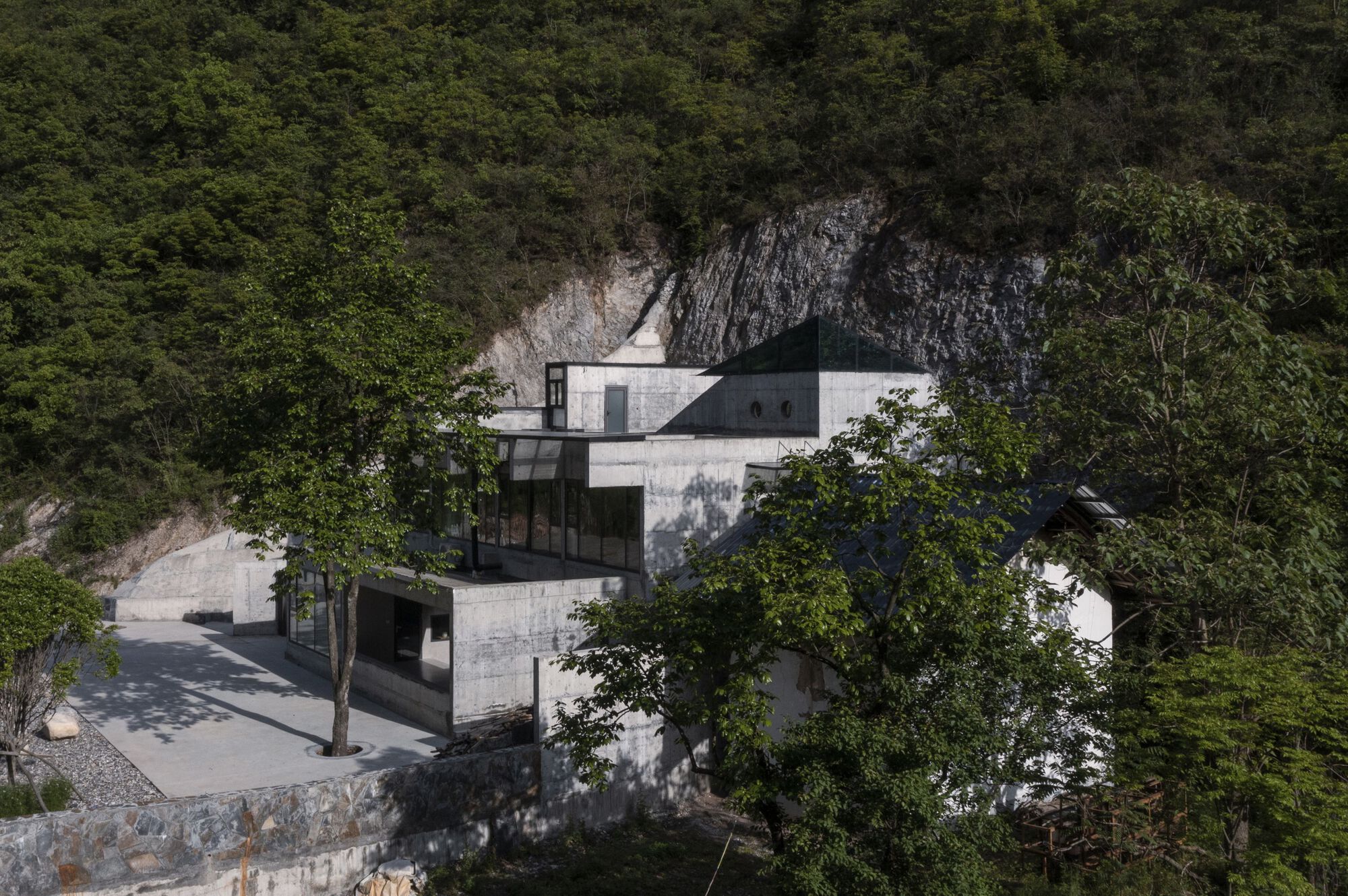 Gallery of Cliff House / LI WENXI Architects - 3
