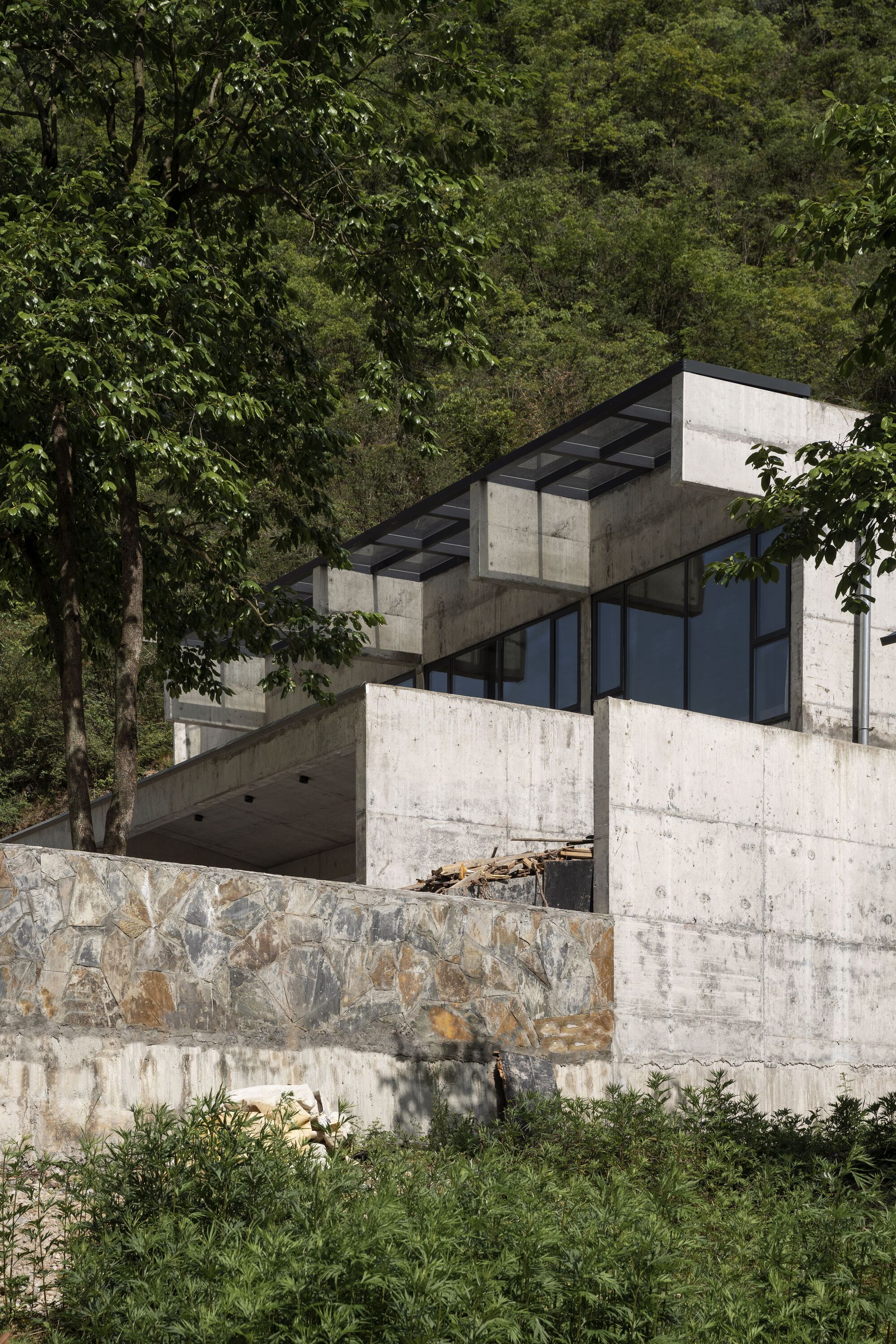 Gallery of Cliff House / LI WENXI Architects - 14