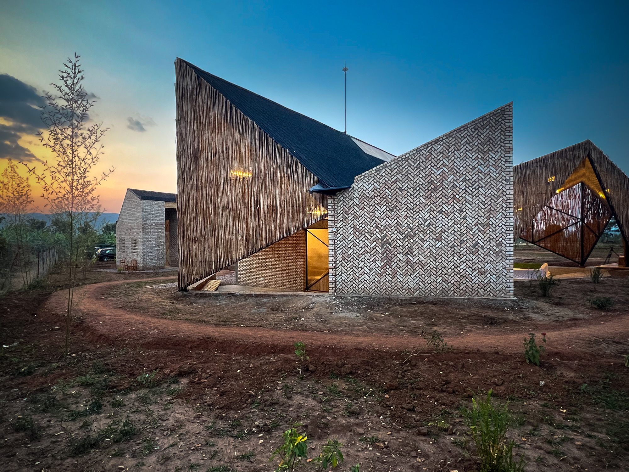 Galería de Centro de liderazgo Komera / BE_Design - 13