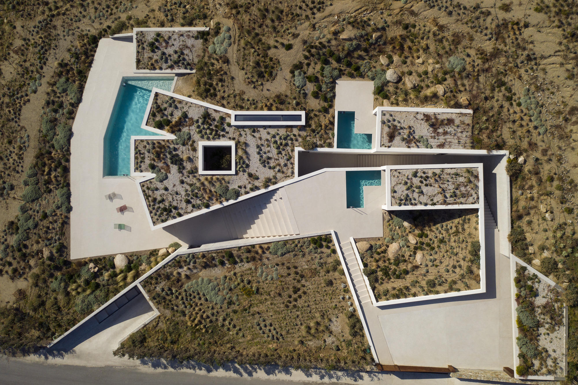 Gallery of Hillside Homes: How to Dig In for the Long Term - 7