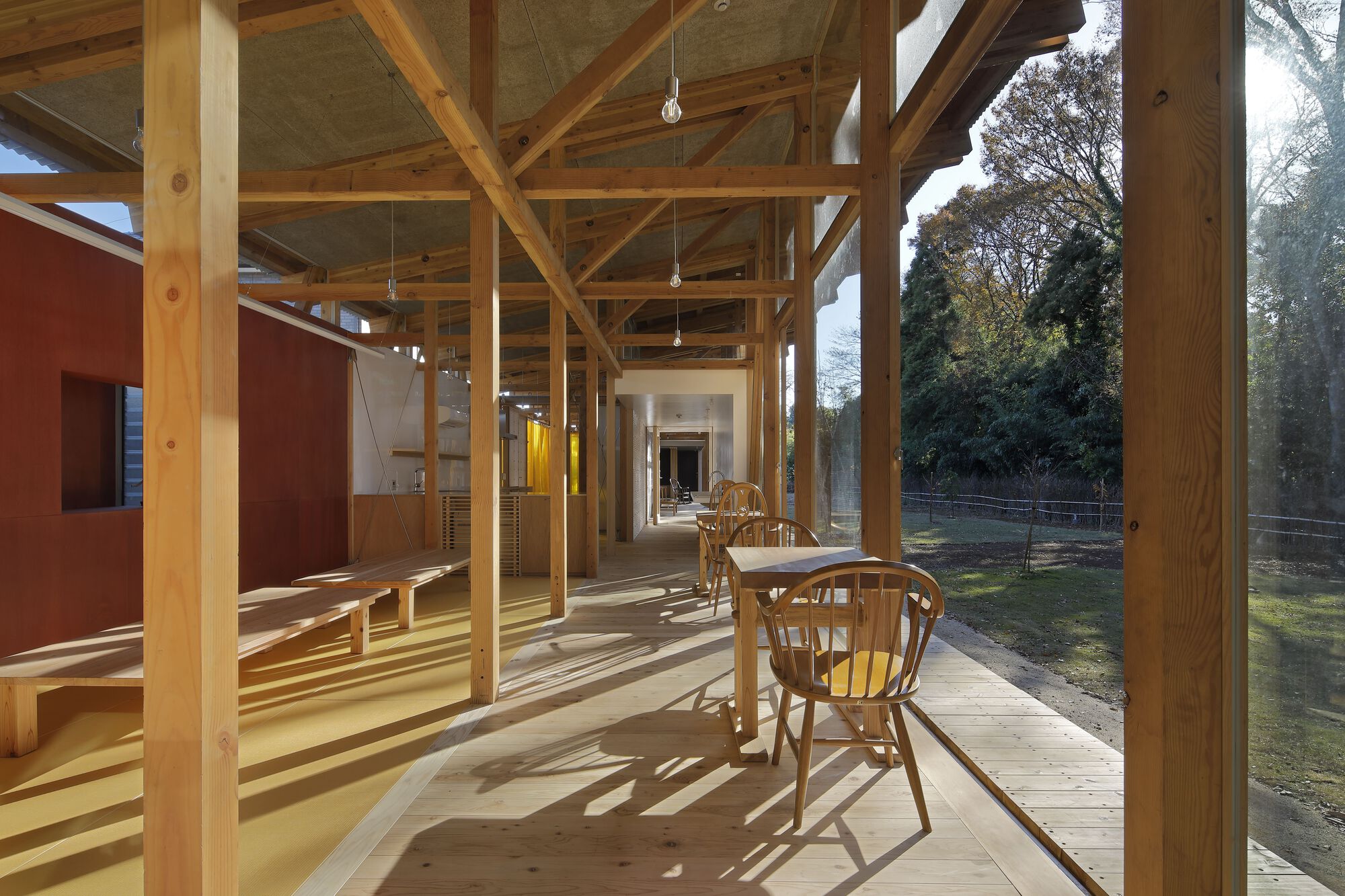 Galería de Centro de día "Long House con un Engawa" / Yamazaki Kentaro ...