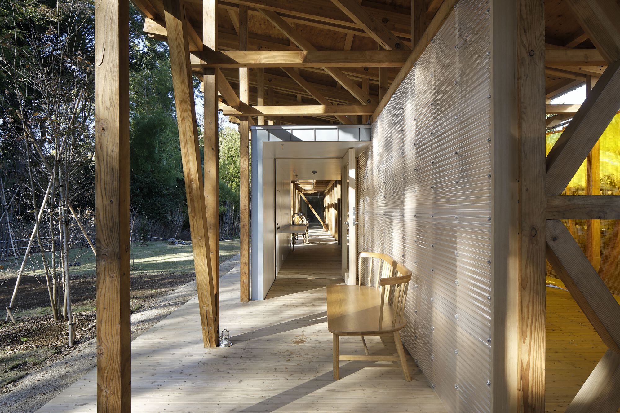 Galería de Centro de día "Long House con un Engawa" / Yamazaki Kentaro ...