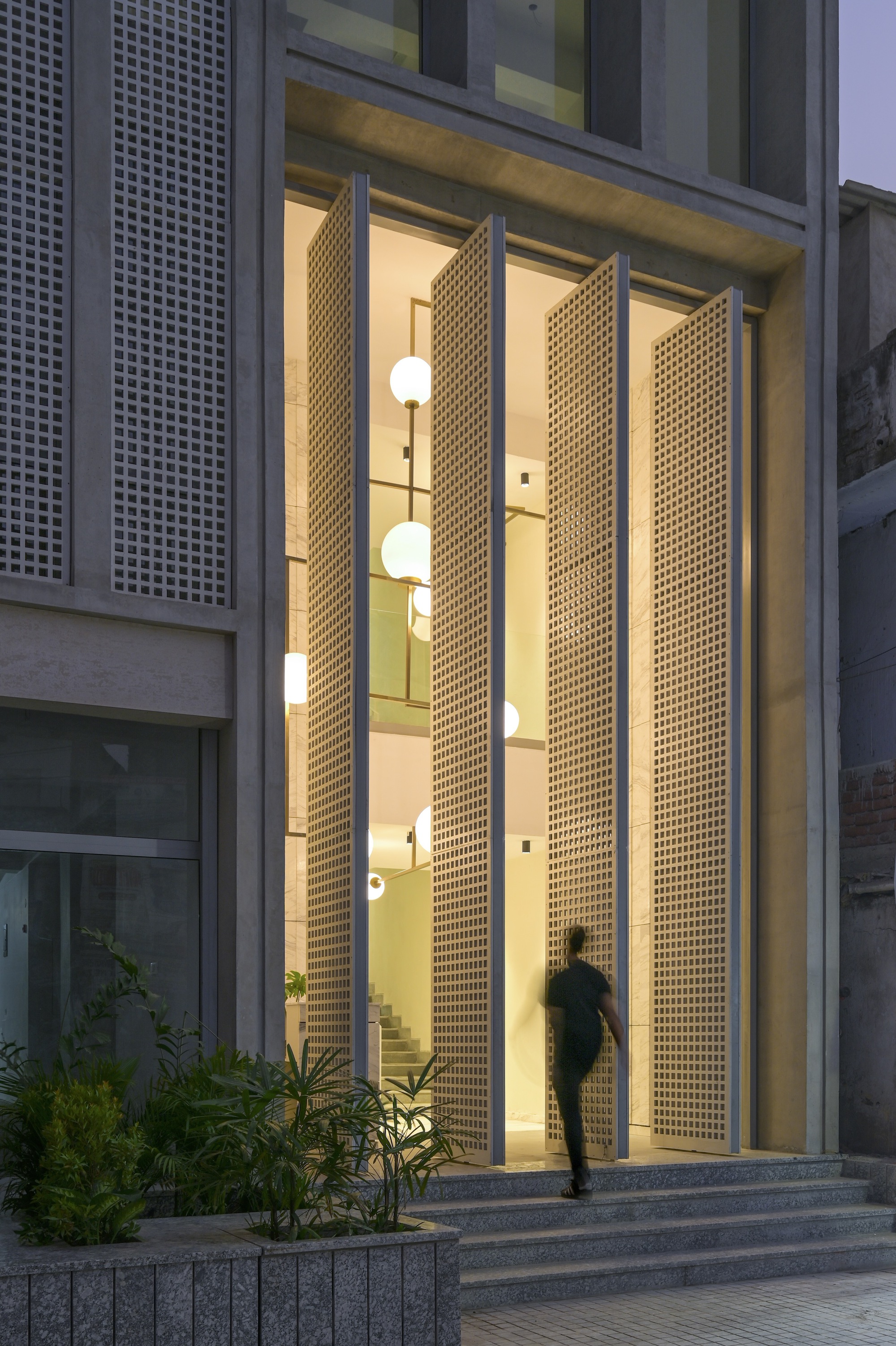 Gallery of Veiled Building / KUN Studio - 12