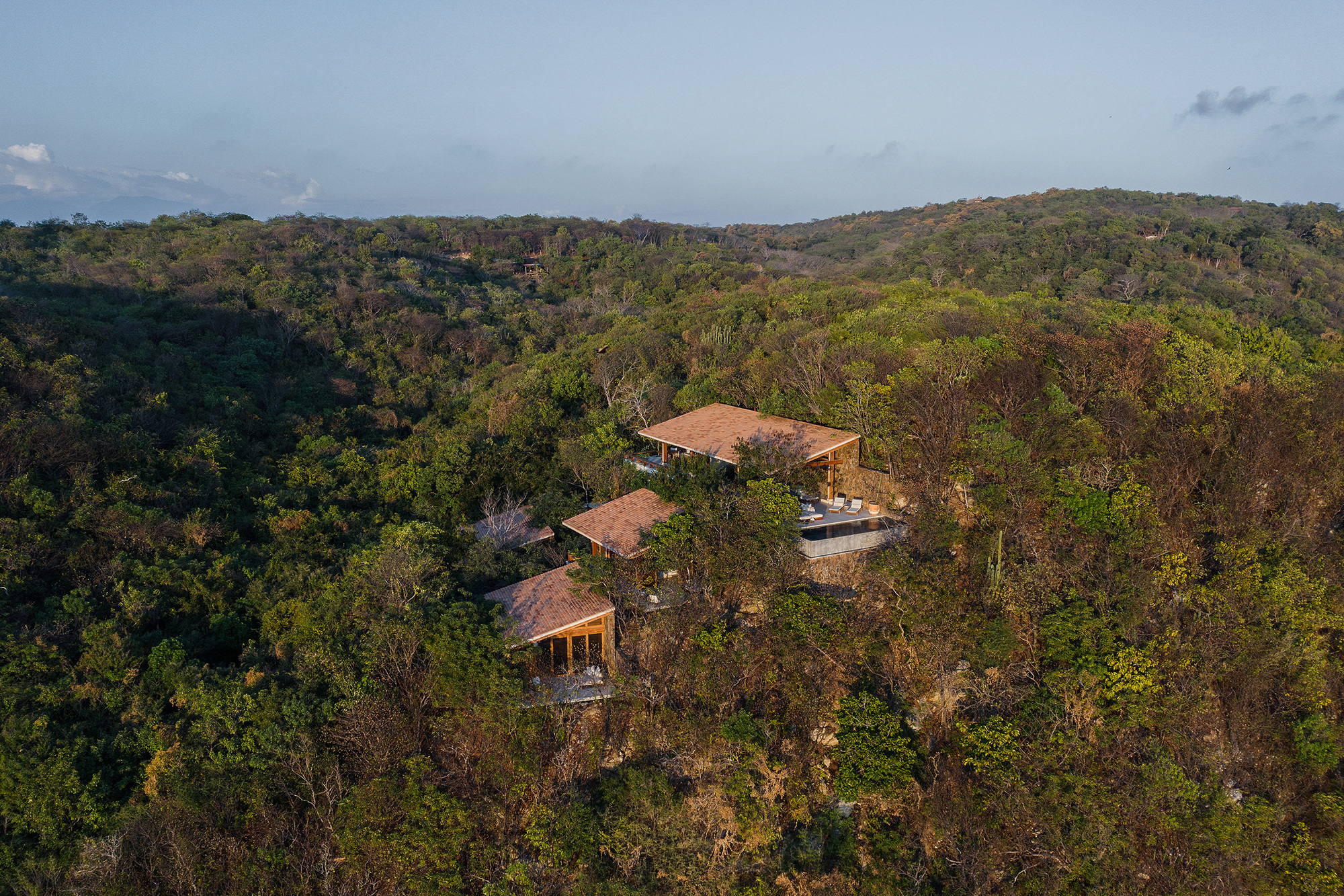 House in Torón II / IUA Ignacio Urquiza Arquitectos | ArchDaily