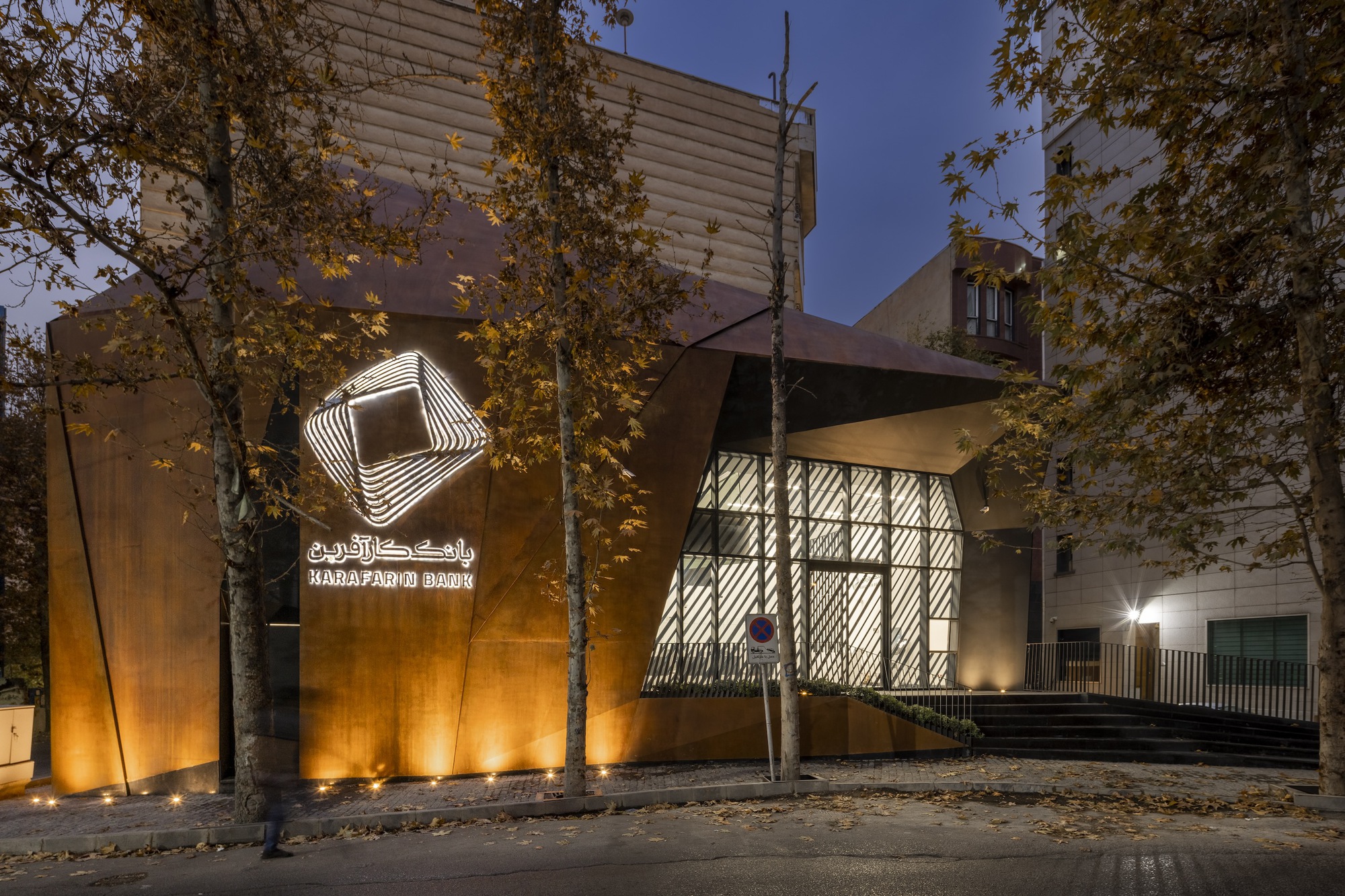 Gallery of Karafarin Bank / NextOffice - 13