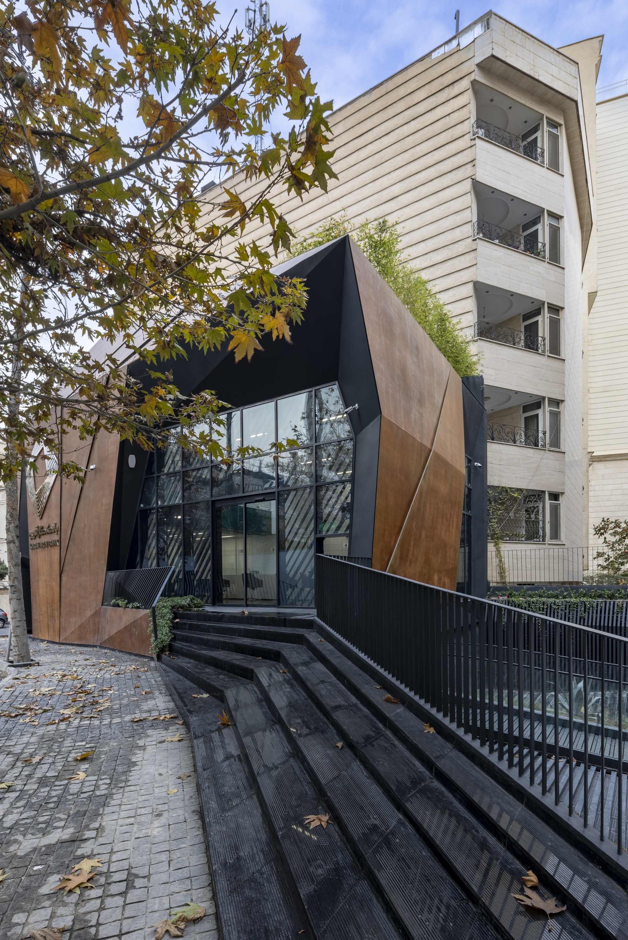 Gallery of Karafarin Bank / NextOffice - 2
