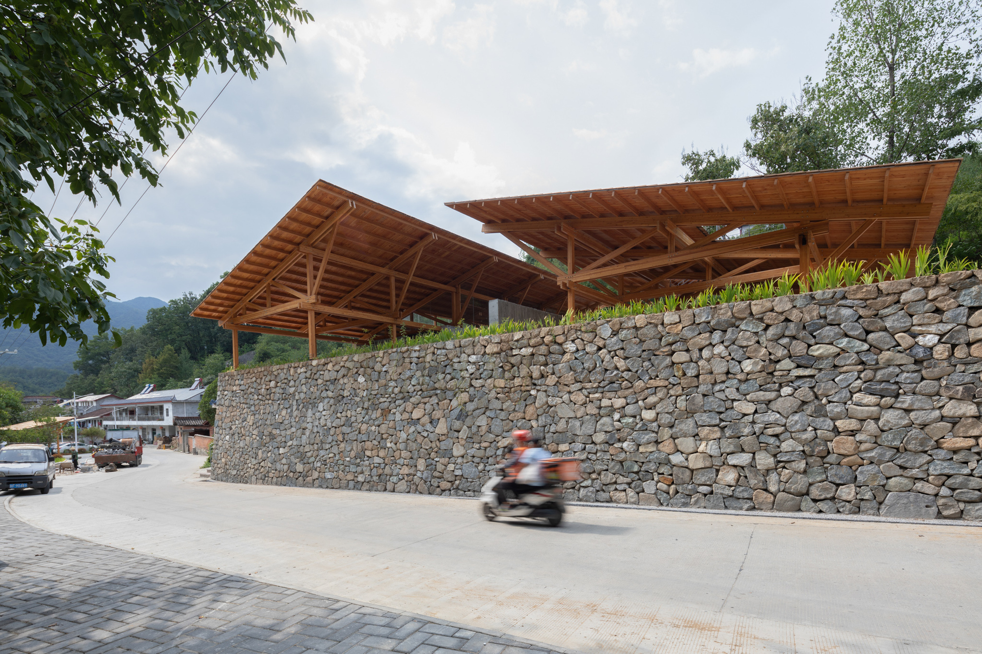 Gallery of Multifunctional Service Center of Liuba Mountain Scenic Area ...