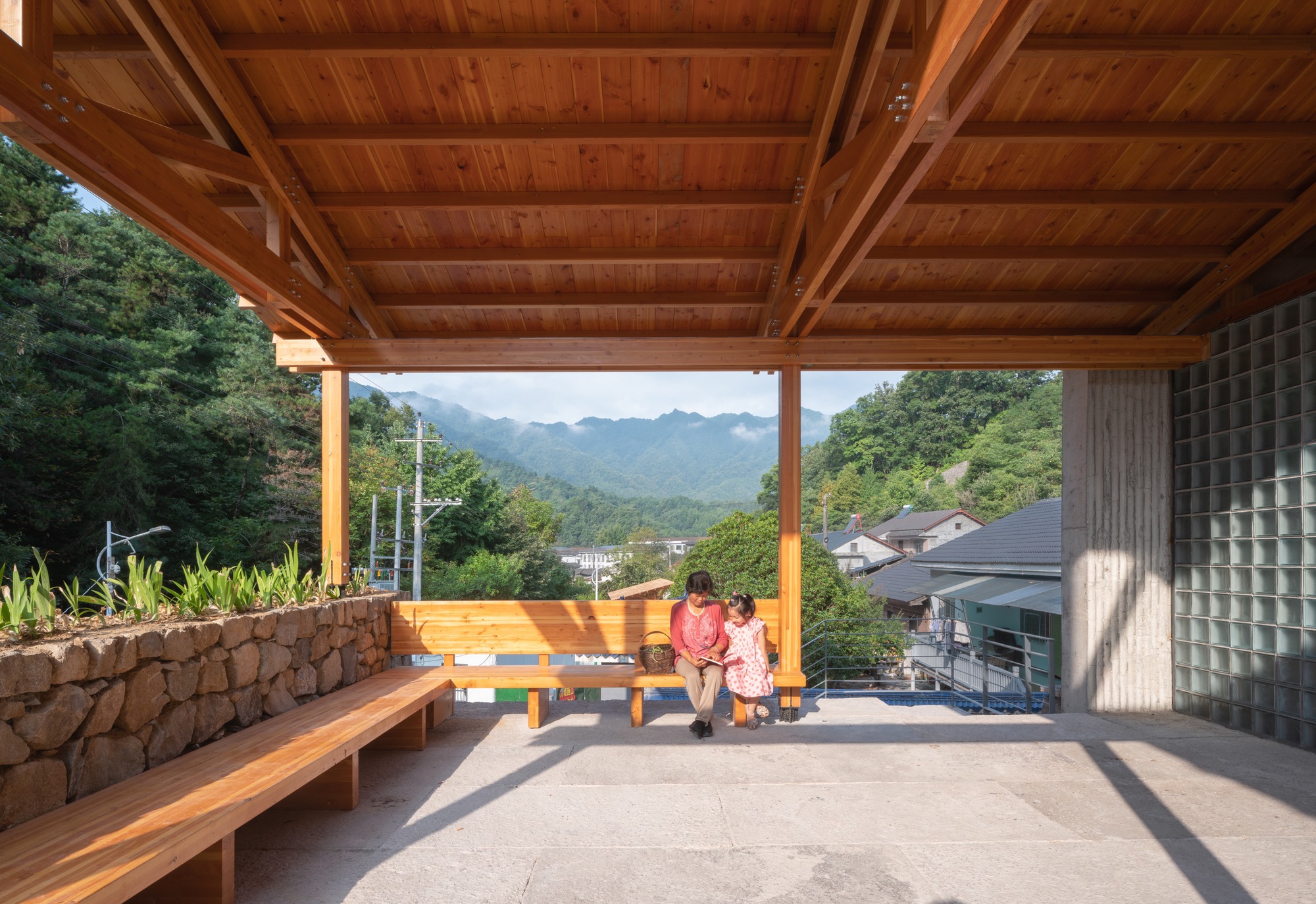 Galeria de Centro Multiuso na Área Panorâmica da Montanha Liuba ...