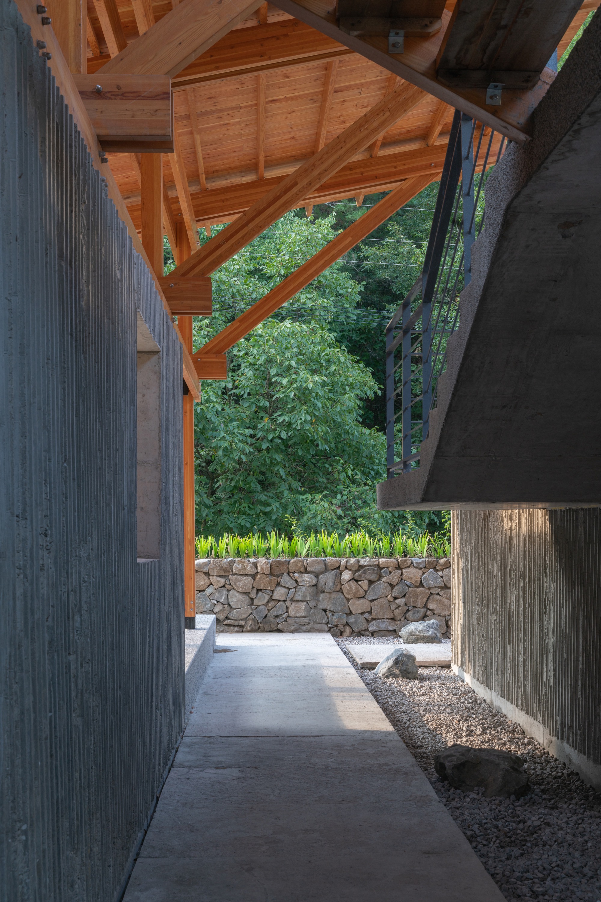 Gallery of Multifunctional Service Center of Liuba Mountain Scenic Area ...