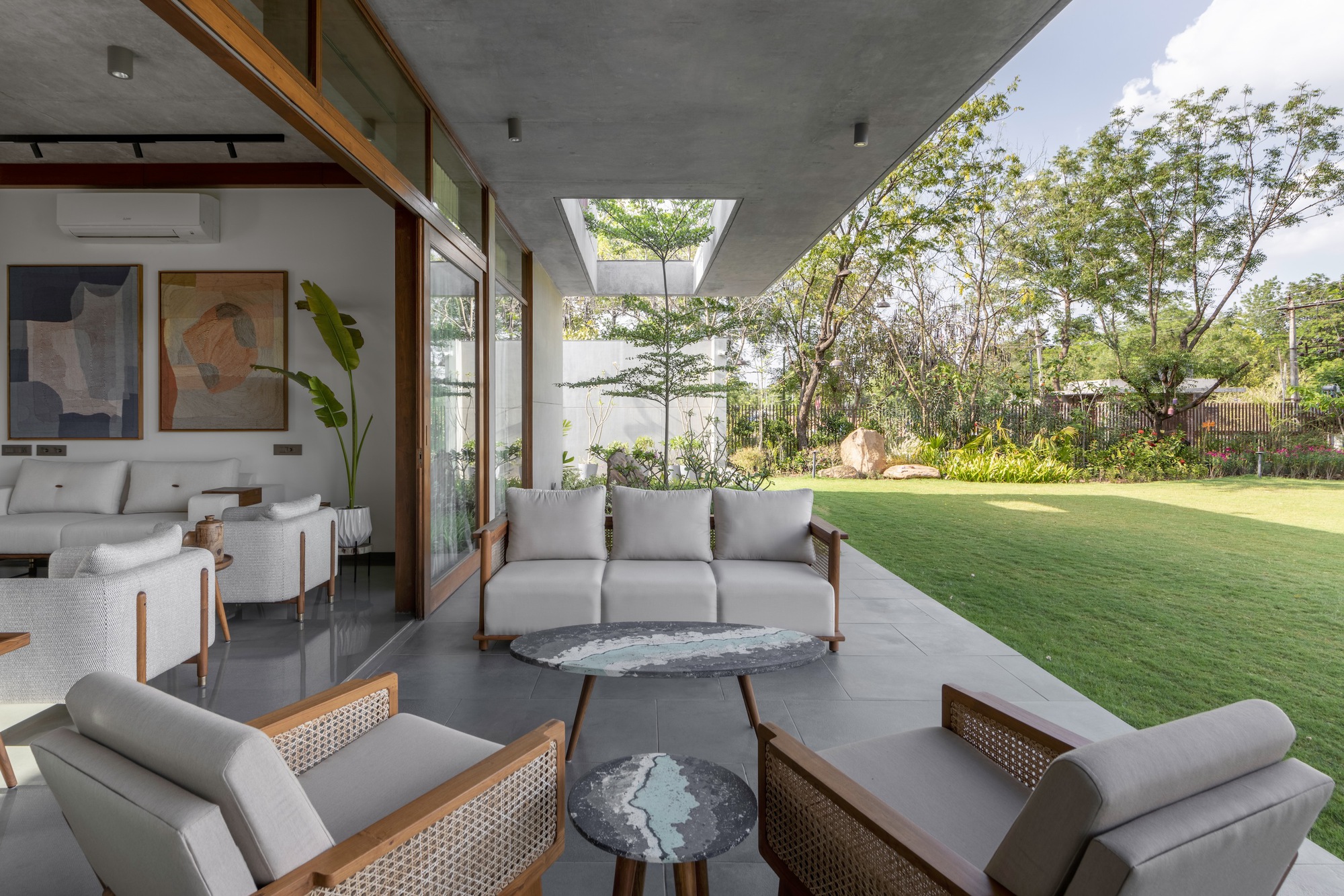 Gallery of The Monolithic House / MODO Designs - 19