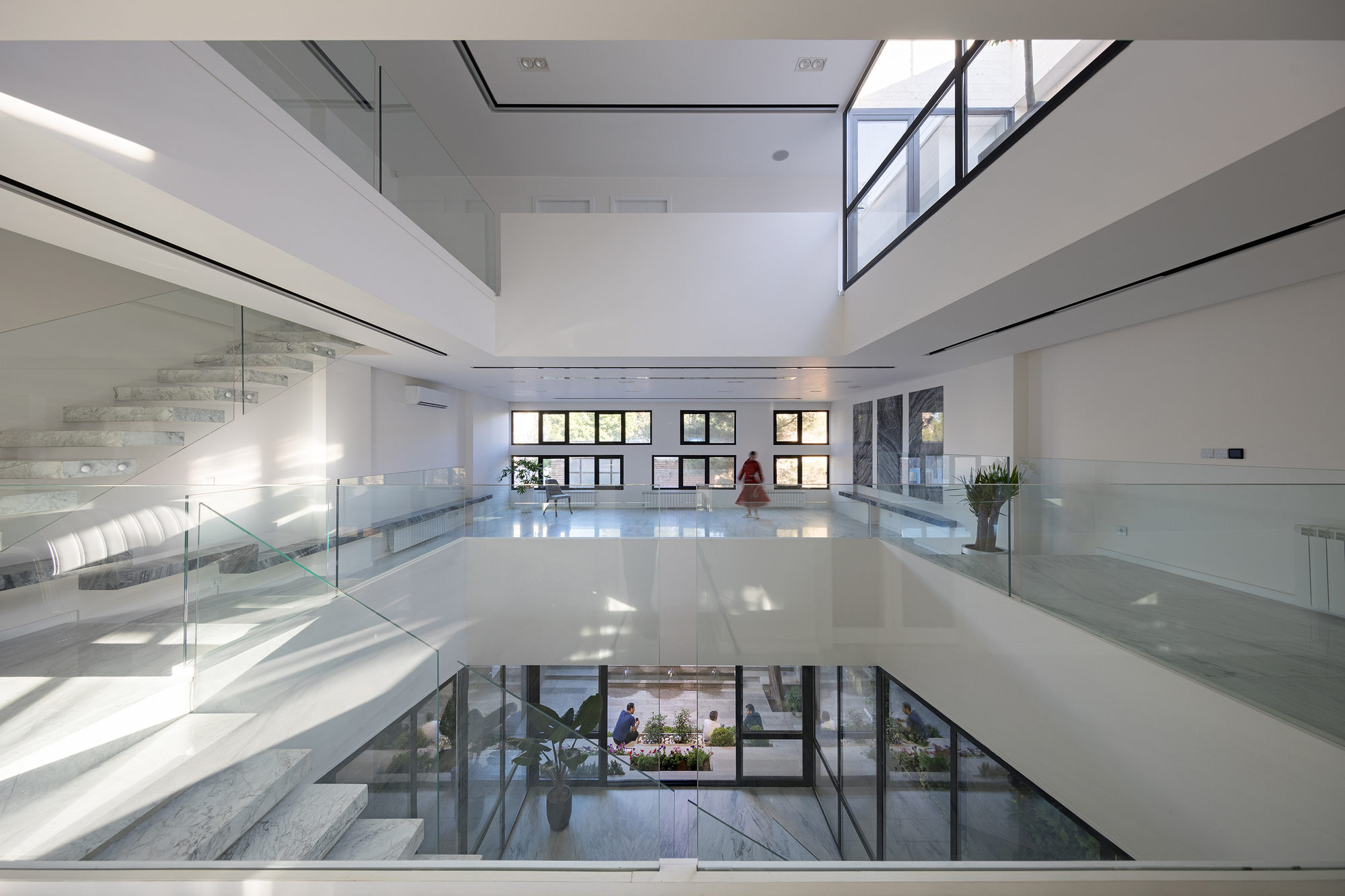 Gallery of Outside-in House / MA Office - 14