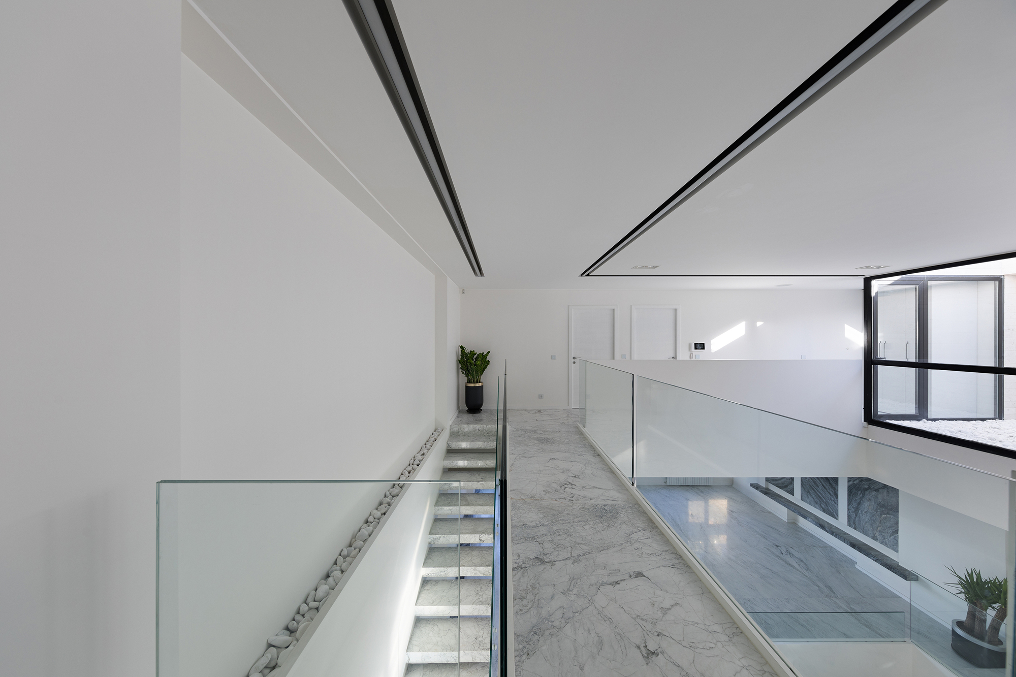 Gallery of Outside-in House / MA Office - 16