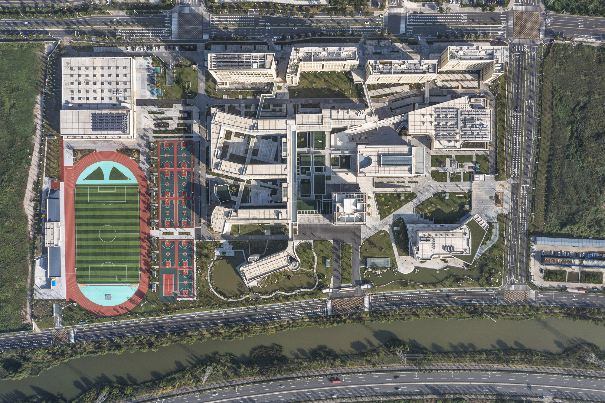 Gallery of Jiangsu Jingjiang Senior High School New Campus / Zhaohui ...
