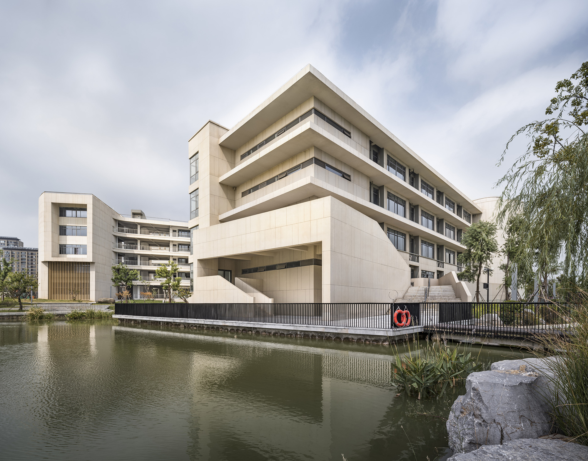 Gallery of Jiangsu Jingjiang Senior High School New Campus / Zhaohui ...