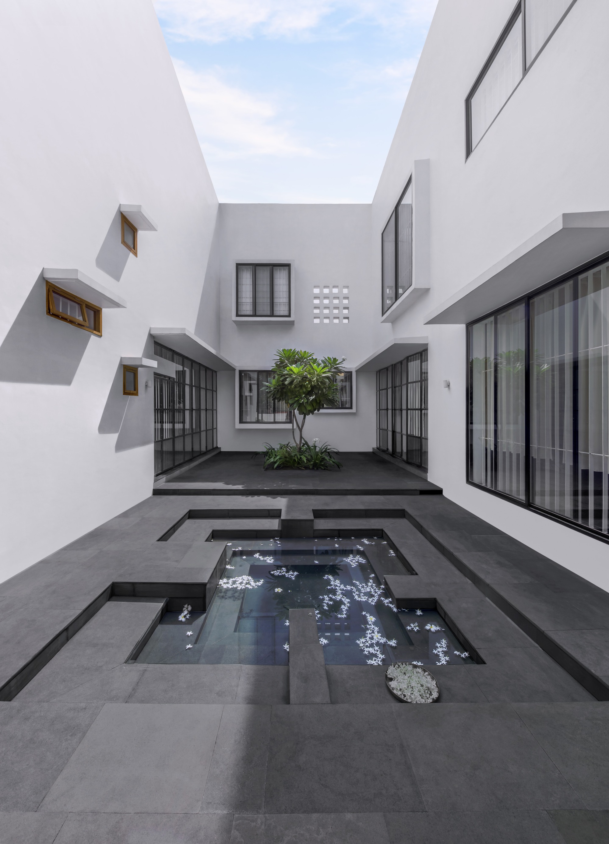 Gallery of The Courtyard House / Atelier Varun Goyal - 2
