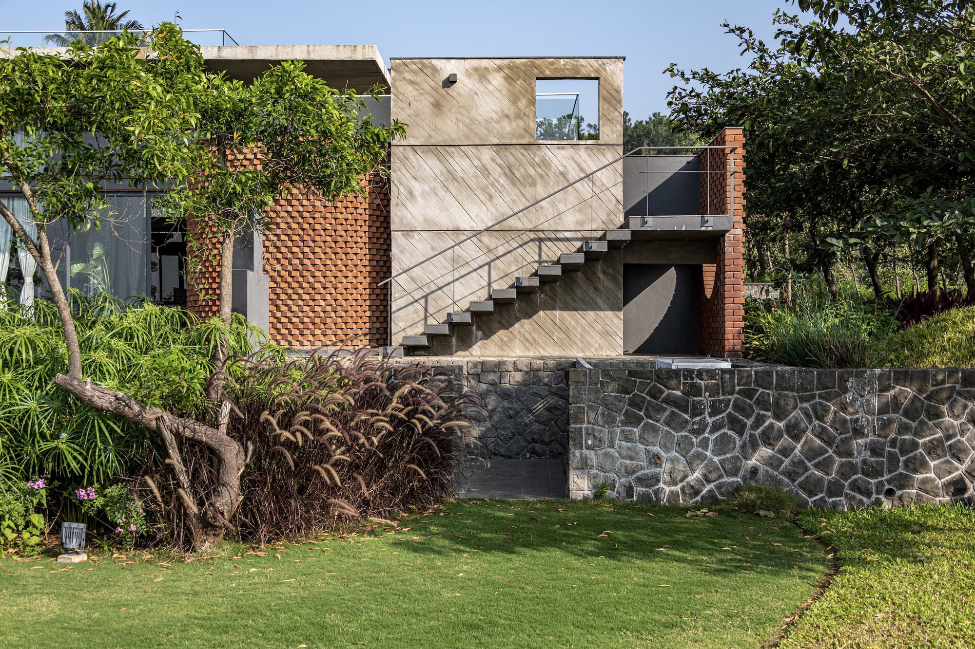 Gallery of Weekend Home at Maale / Studio Roots - 2