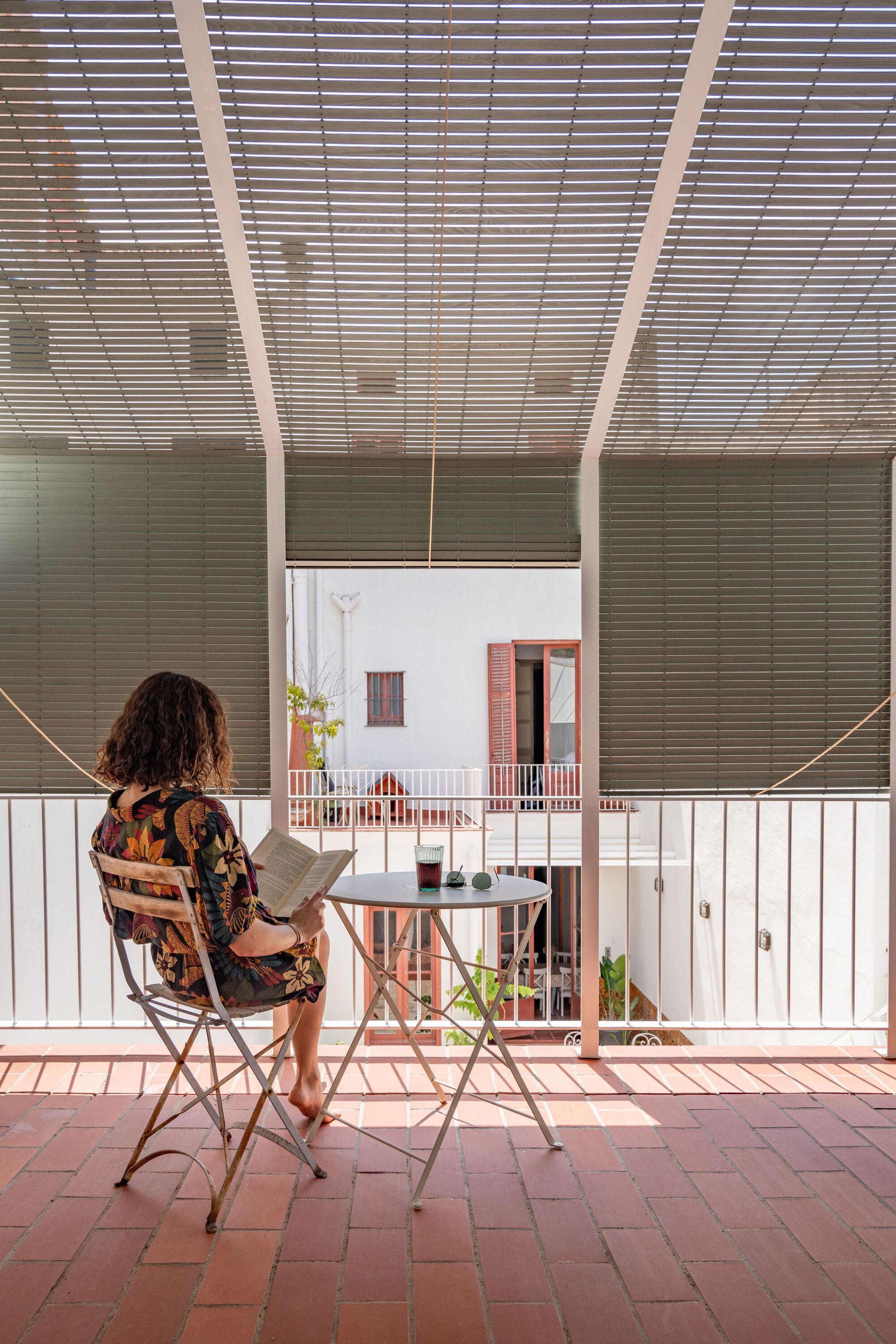 Galería de Reforma de patio modernista en El Masnou, Barcelona / Oliver ...