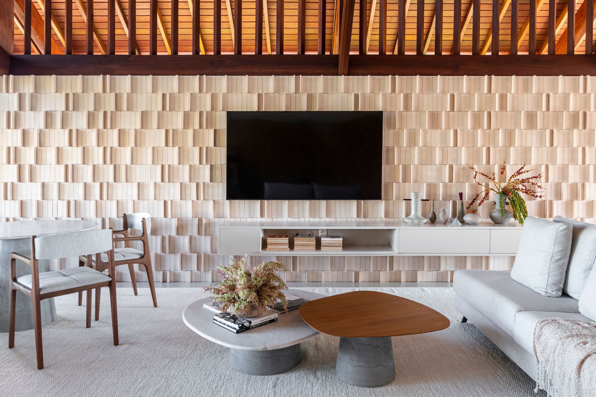 Gallery of Wooden Surfaces in Brazilian Homes: Exploring Patterns and ...