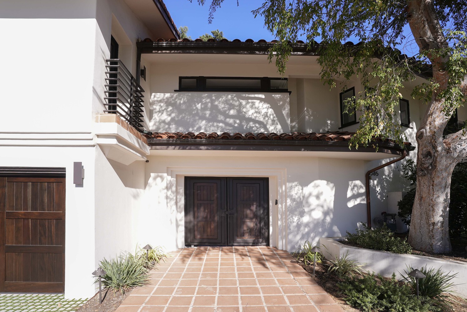 Gallery of Opening Up / Taking in the View: Heavy-Weight Doors for an ...